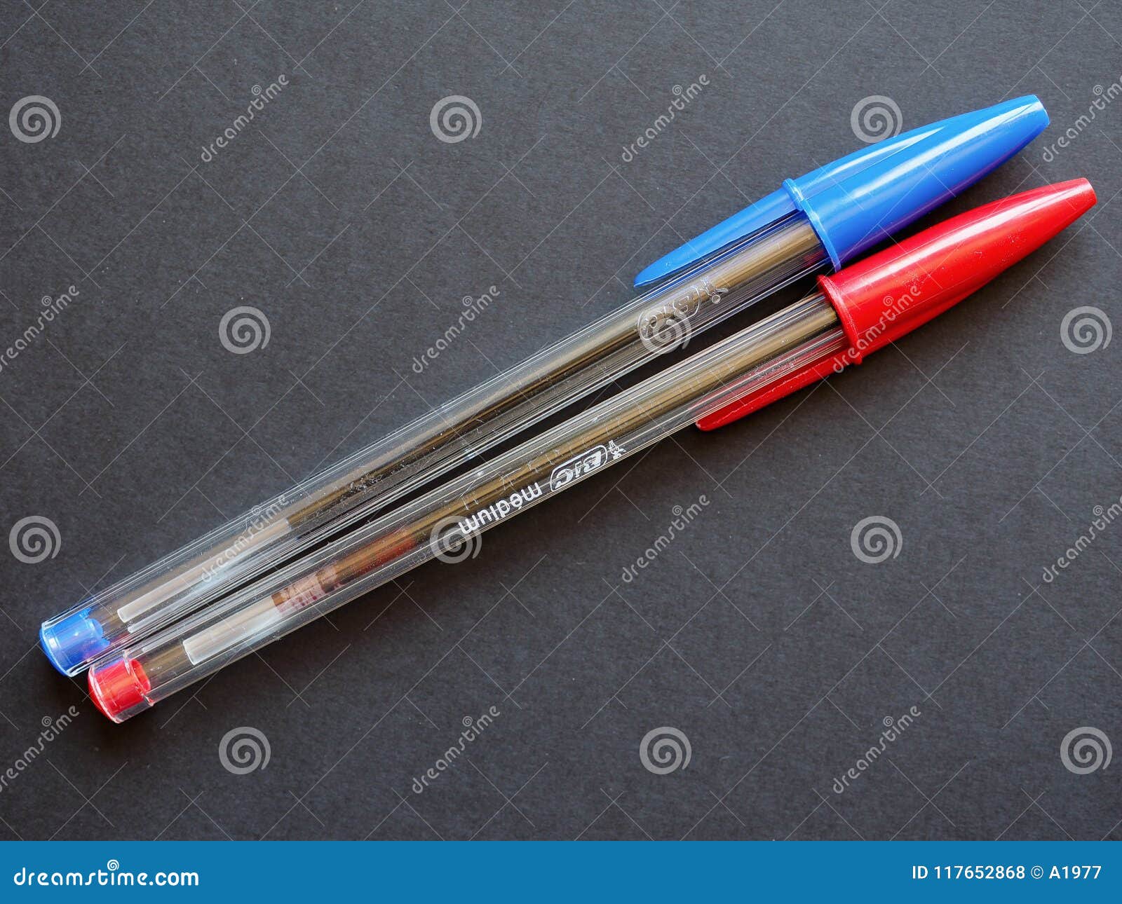 Pluma azul y roja del Bic foto de archivo editorial. Imagen de ...