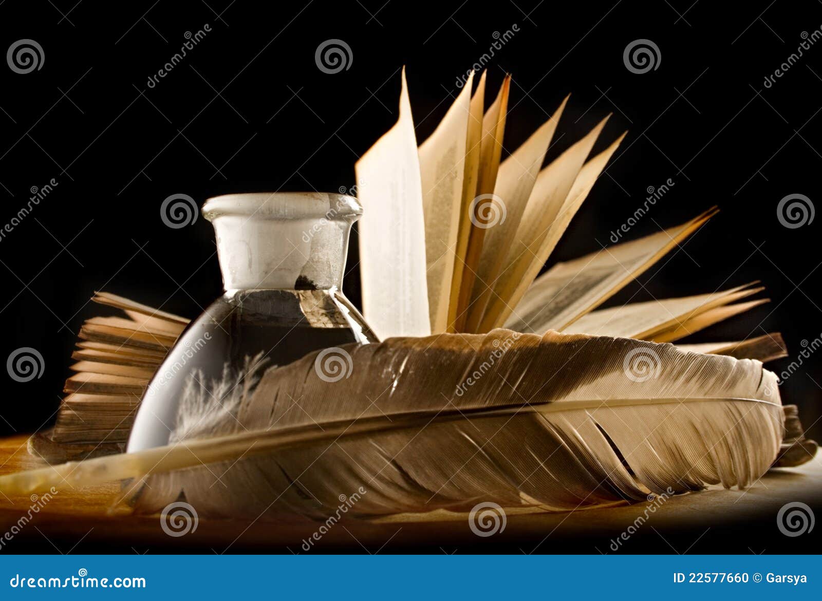 Pluma con el tintero foto de archivo. Imagen de cubierta - 22577660