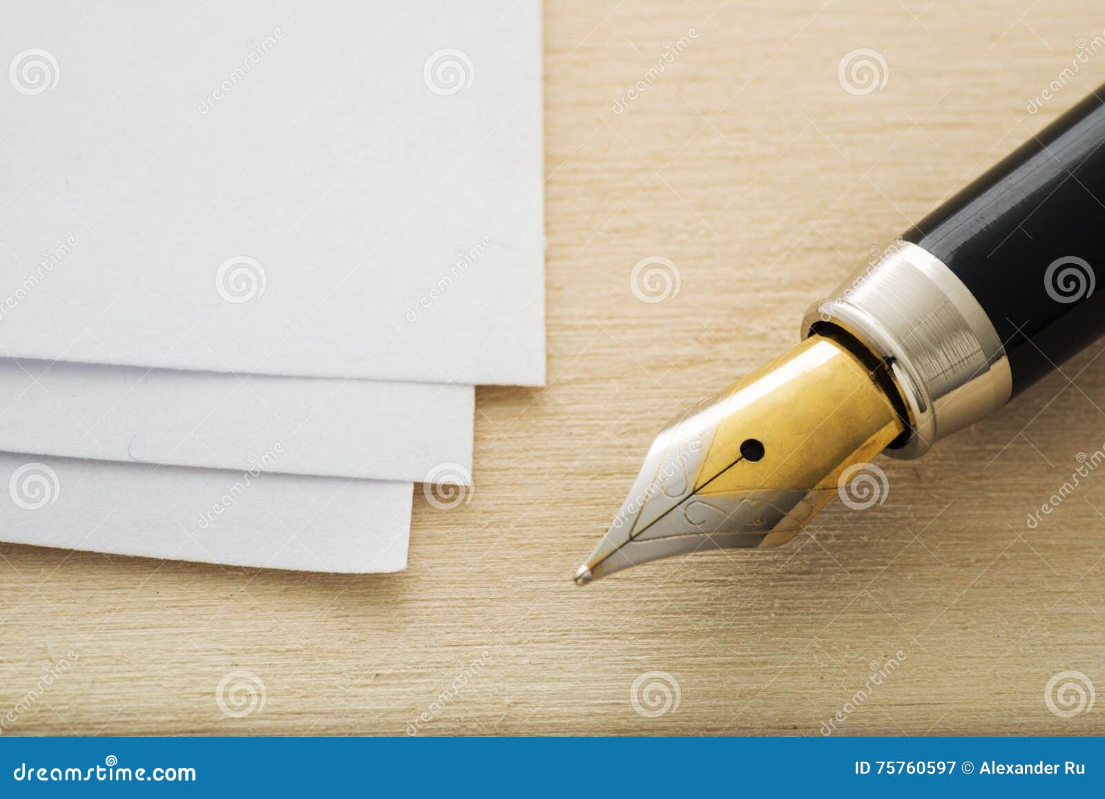 Pluma Con Una Hoja Del Papel Imagen de archivo - Imagen de fuente ...