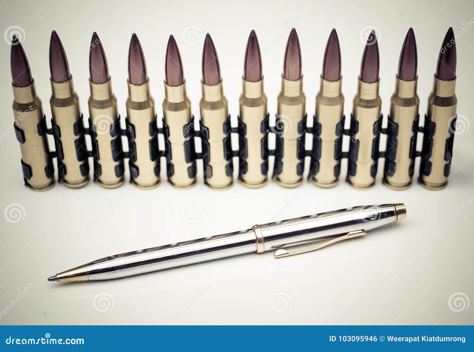 Pluma contra bullet foto de archivo. Imagen de derechos - 103095946