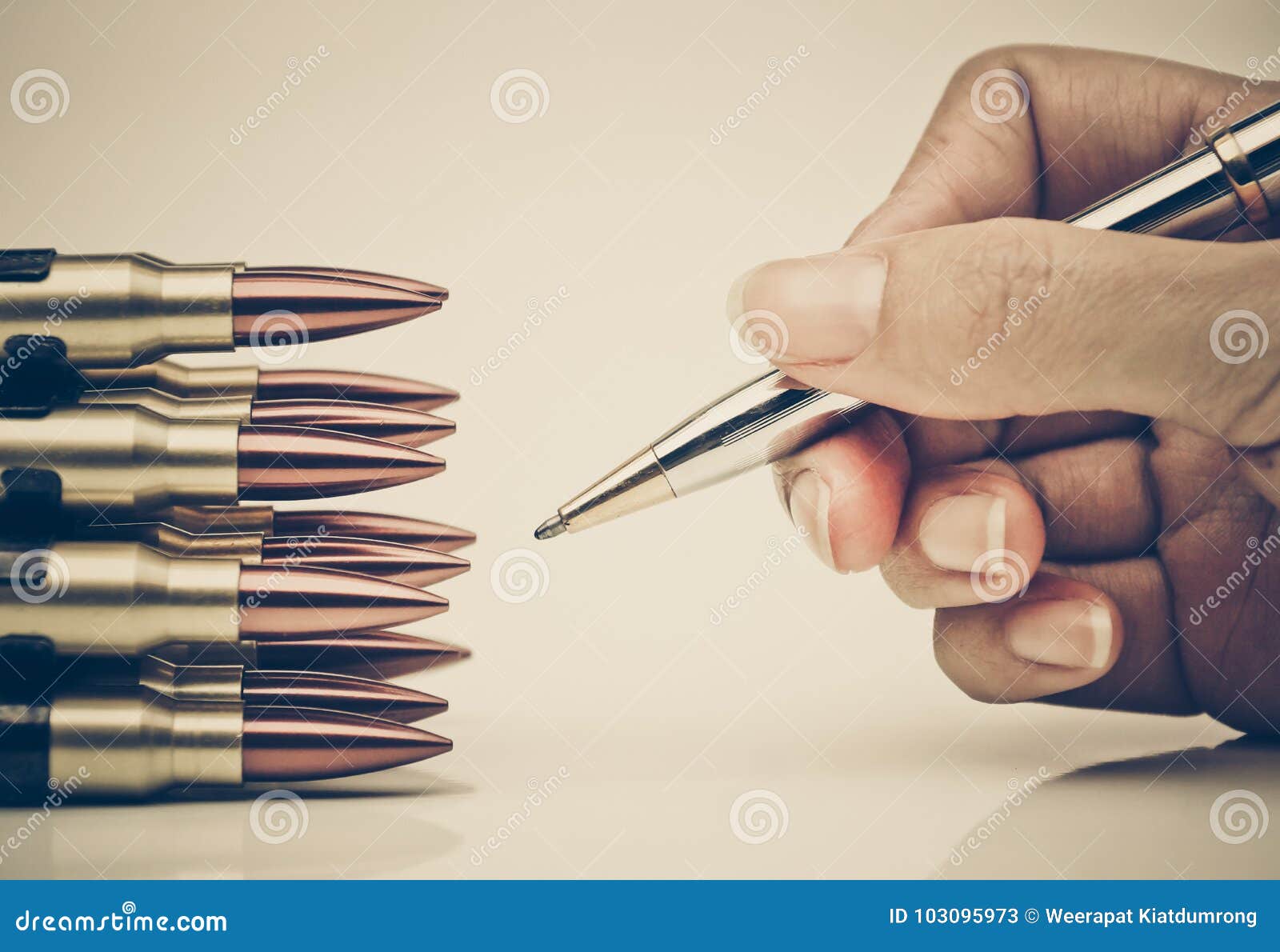 Pluma contra bullet imagen de archivo. Imagen de ética - 103095973