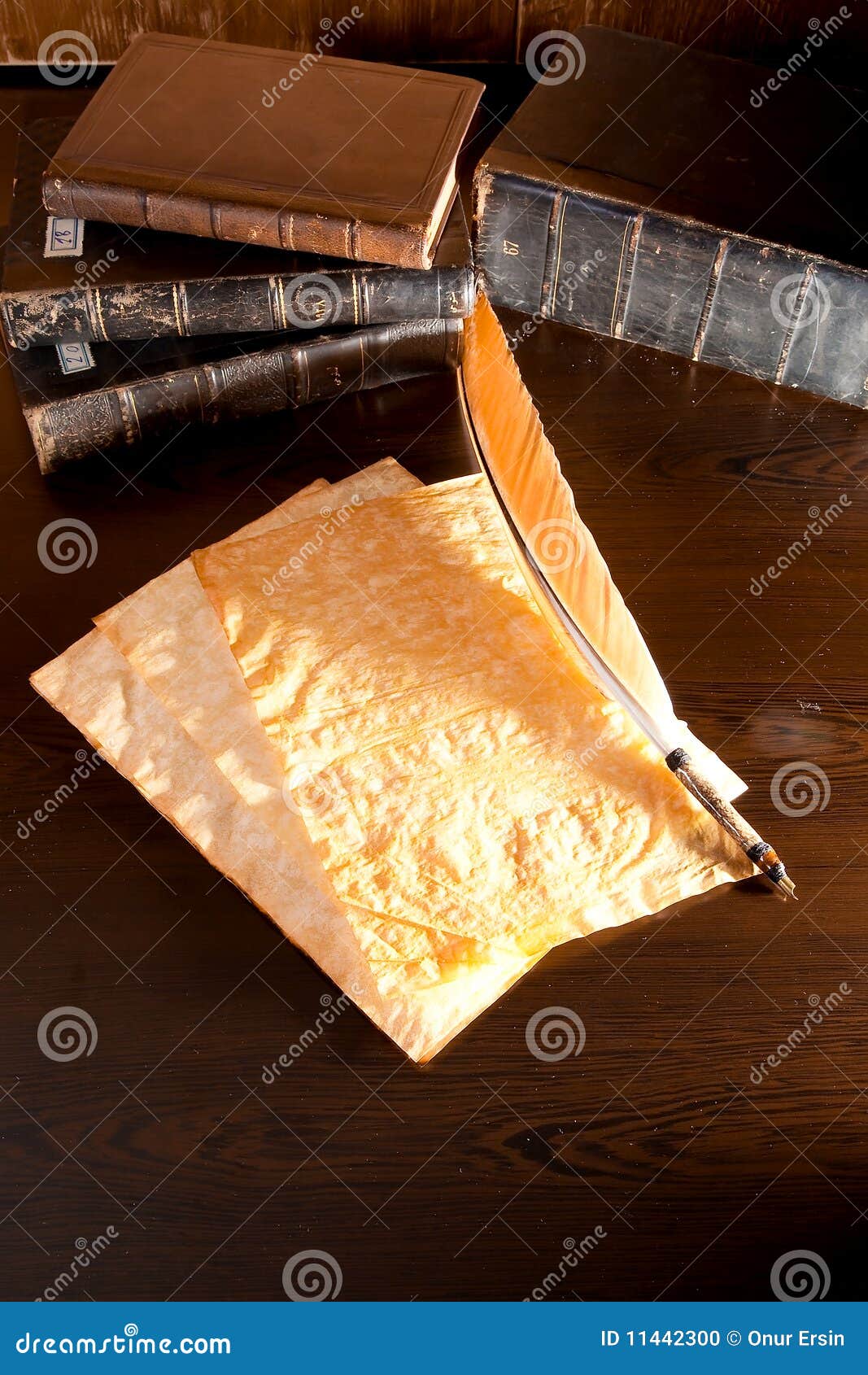 Pluma Del Papel Y De Canilla De Pergamino Foto de archivo - Imagen de ...