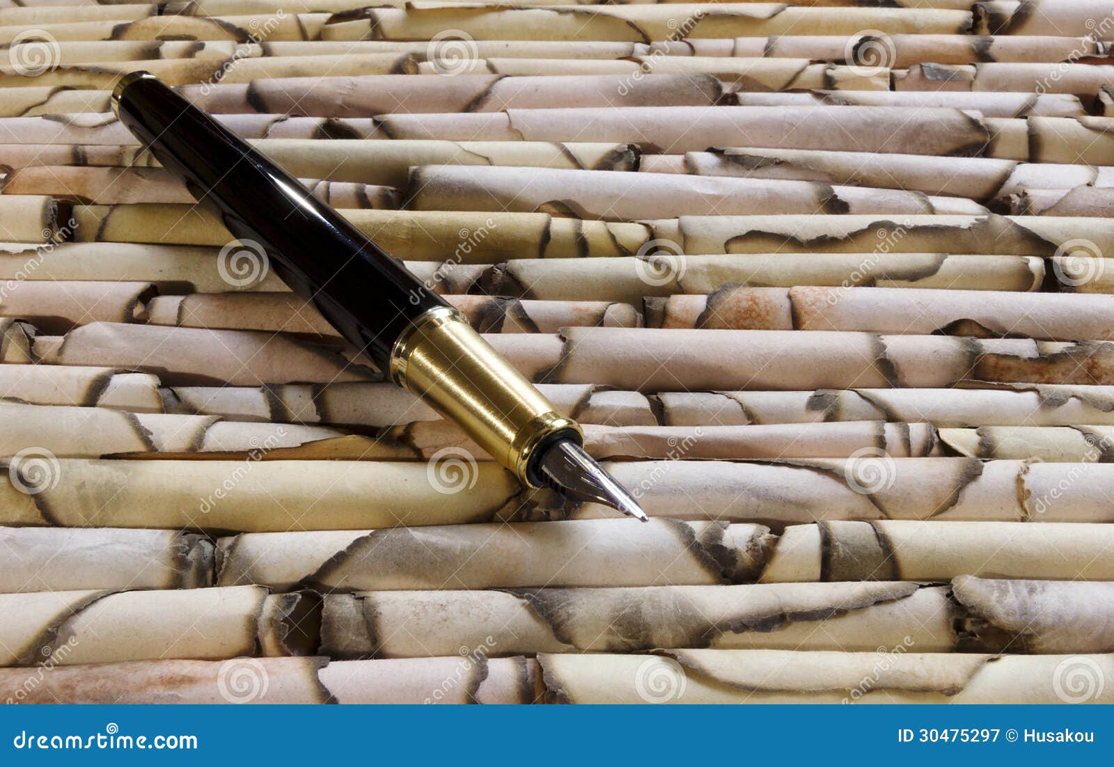 Pluma en el papel imagen de archivo. Imagen de socarrado - 30475297