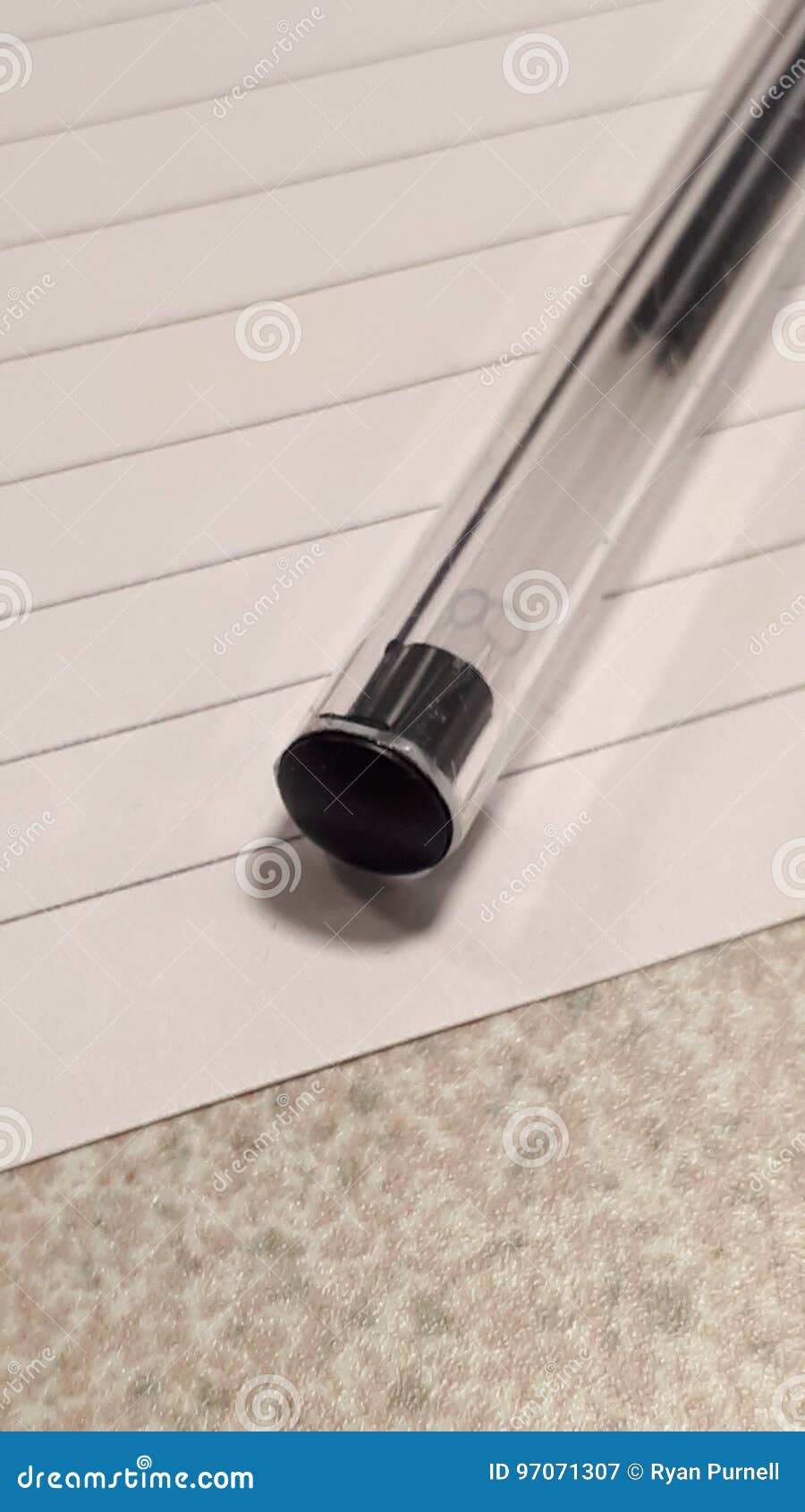 Pluma en el papel imagen de archivo. Imagen de hecho - 97071307