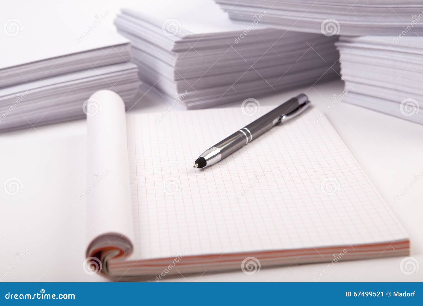Pluma En La Libreta Con El Copia-espacio Imagen de archivo - Imagen de ...