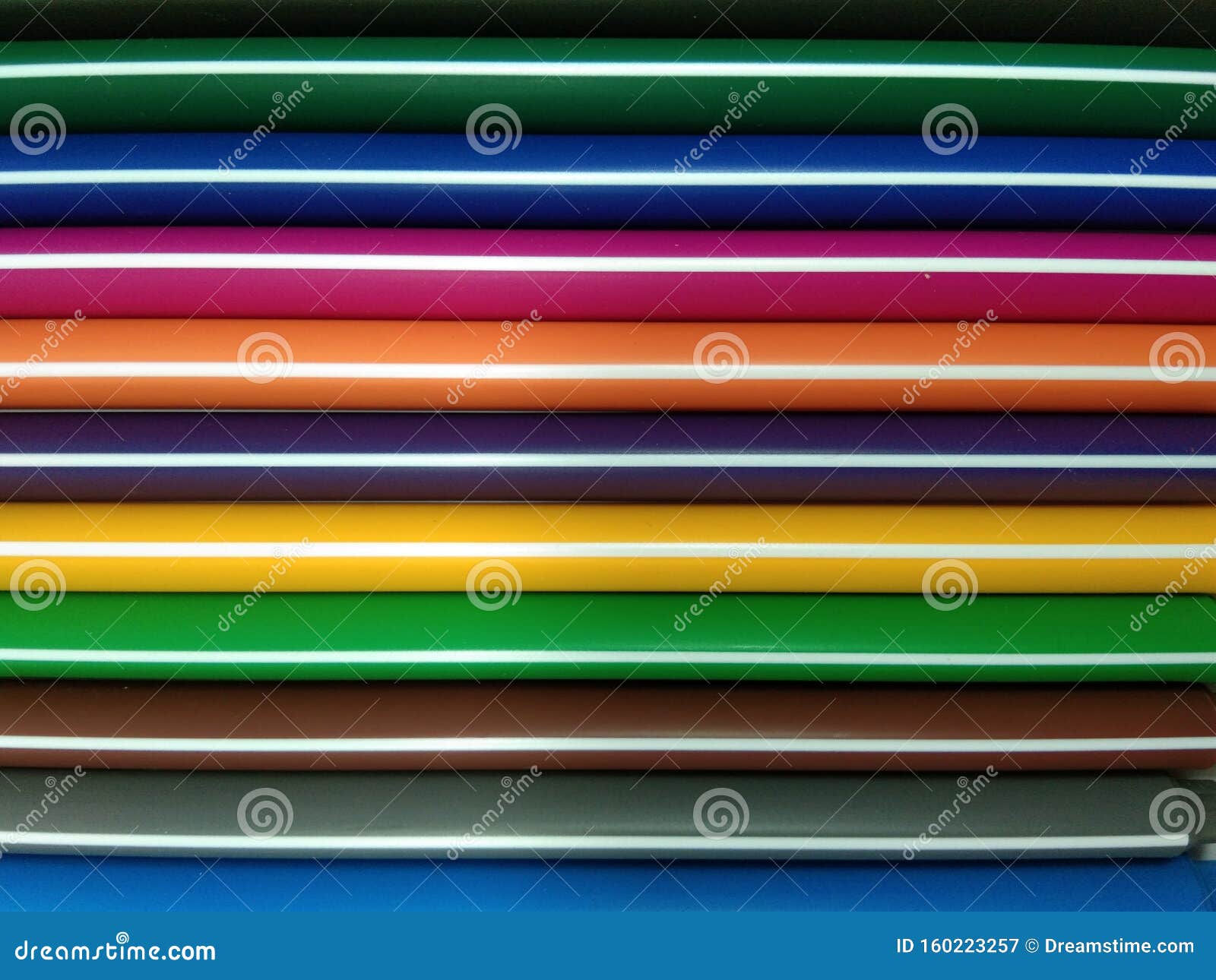 Pluma Multicolor Y Fondo Blanco Imagen de archivo - Imagen de orden ...