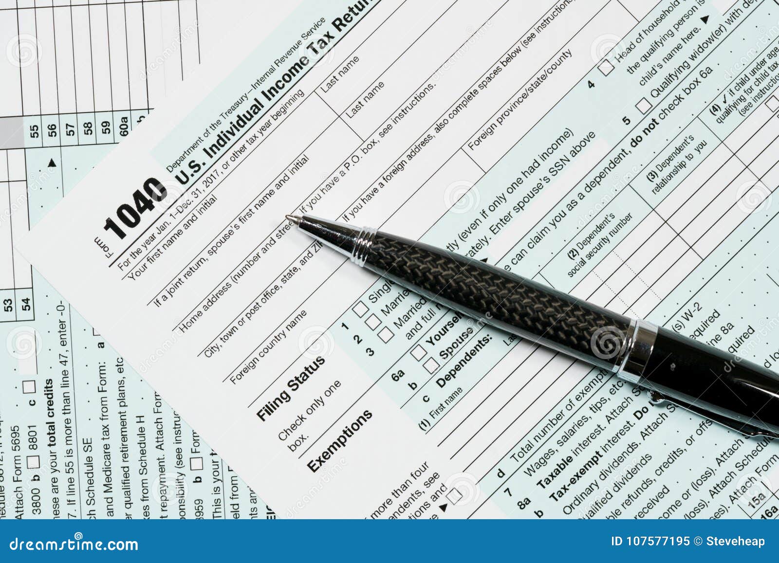 Pluma Que Pone 2017 La Forma 1040 Del IRS Imagen editorial - Imagen de ...