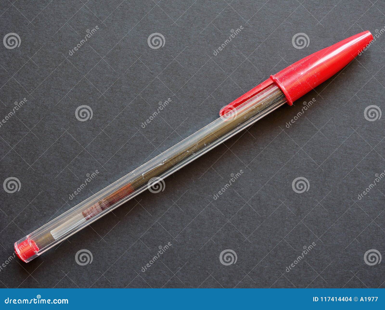 Pluma roja del Bic foto de archivo. Imagen de ilustrativo - 117414404