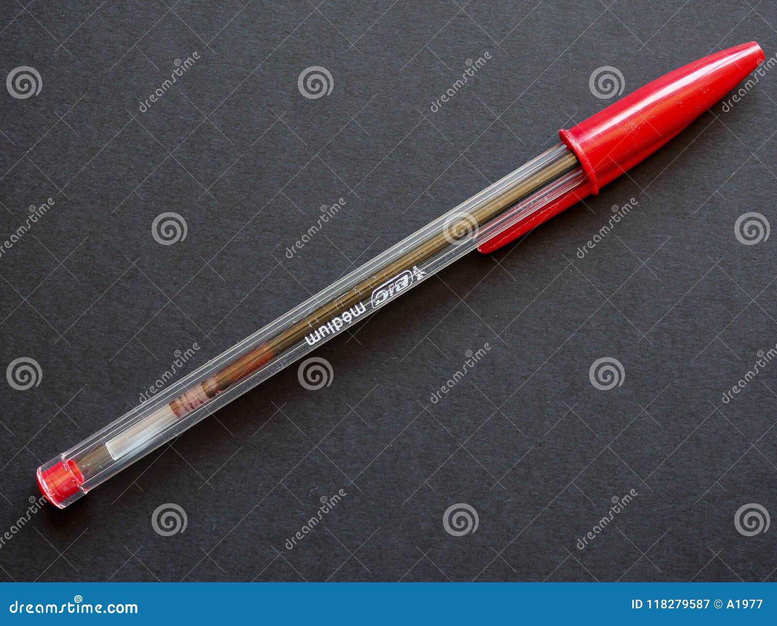 Pluma roja del Bic fotografía editorial. Imagen de europa - 118279587