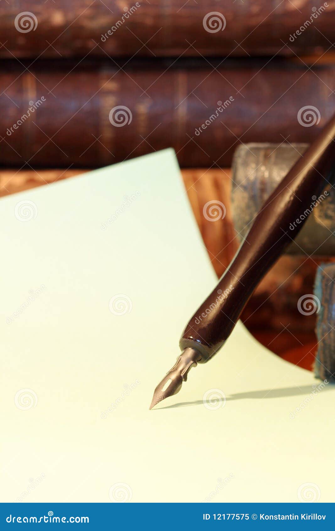 Pluma vieja imagen de archivo. Imagen de antiguo, fuente - 12177575