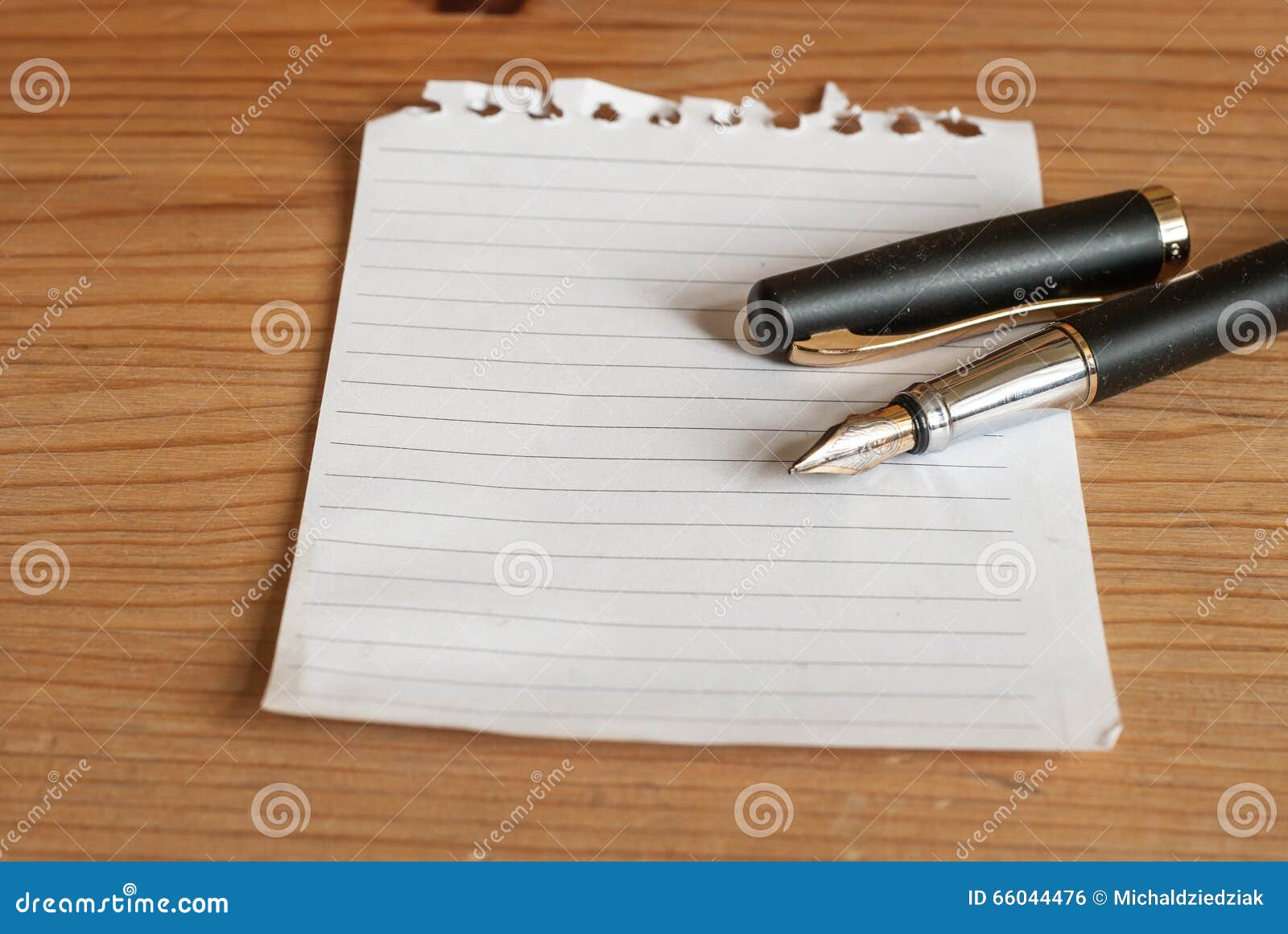 Pluma y papel foto de archivo. Imagen de fondo, madera - 66044476