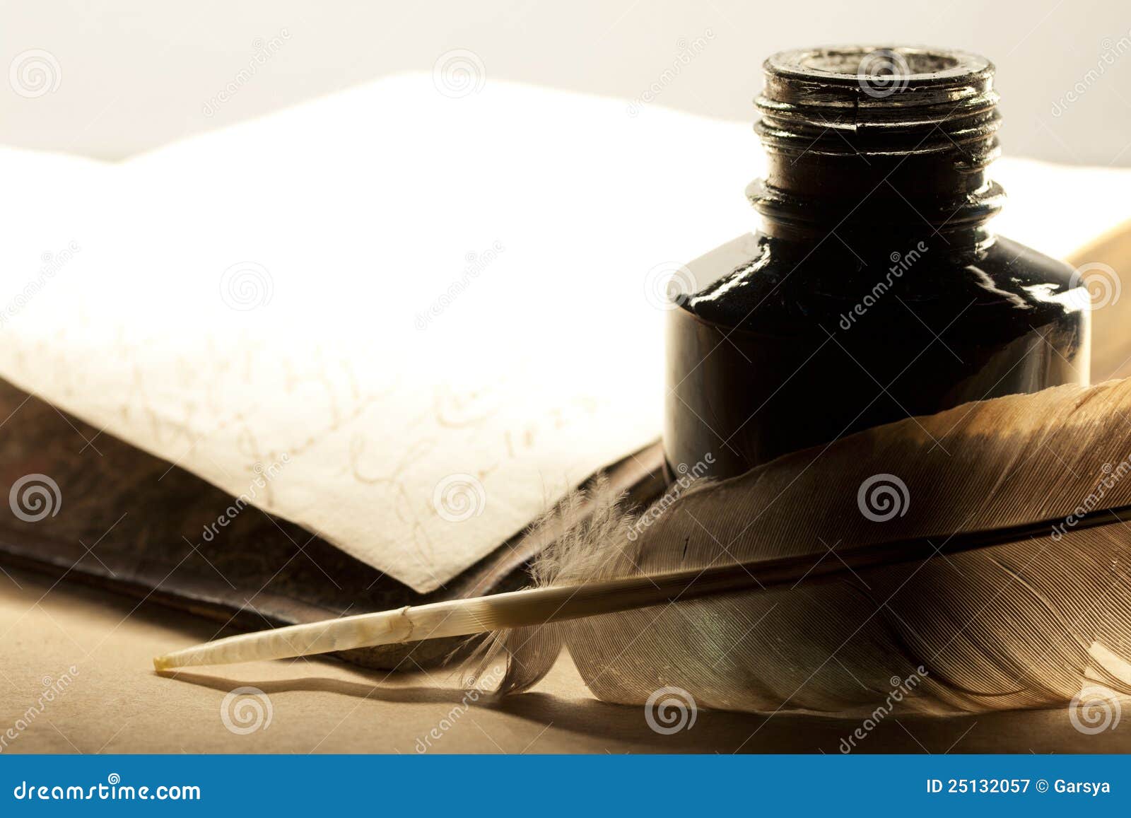 Pluma y tintero imagen de archivo. Imagen de lista, tintero - 25132057