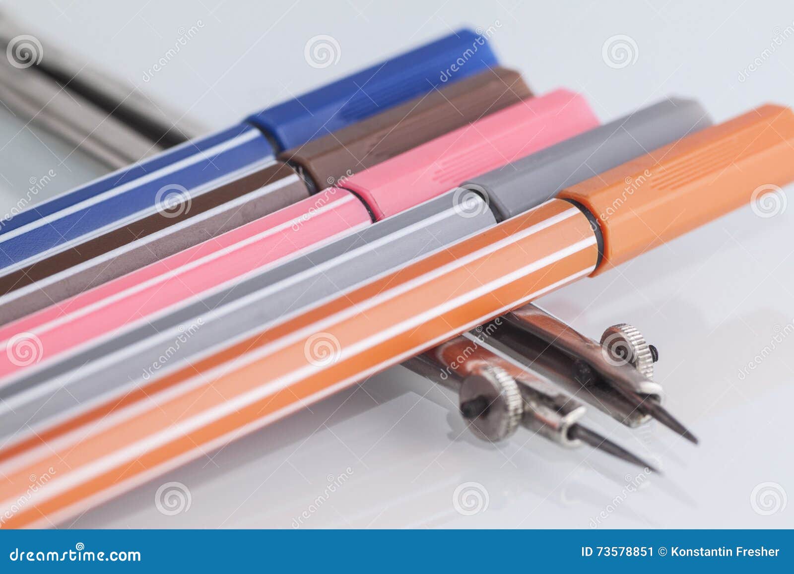 Plumas Y Compases Colorscolored Pluma Imagen de archivo - Imagen de ...