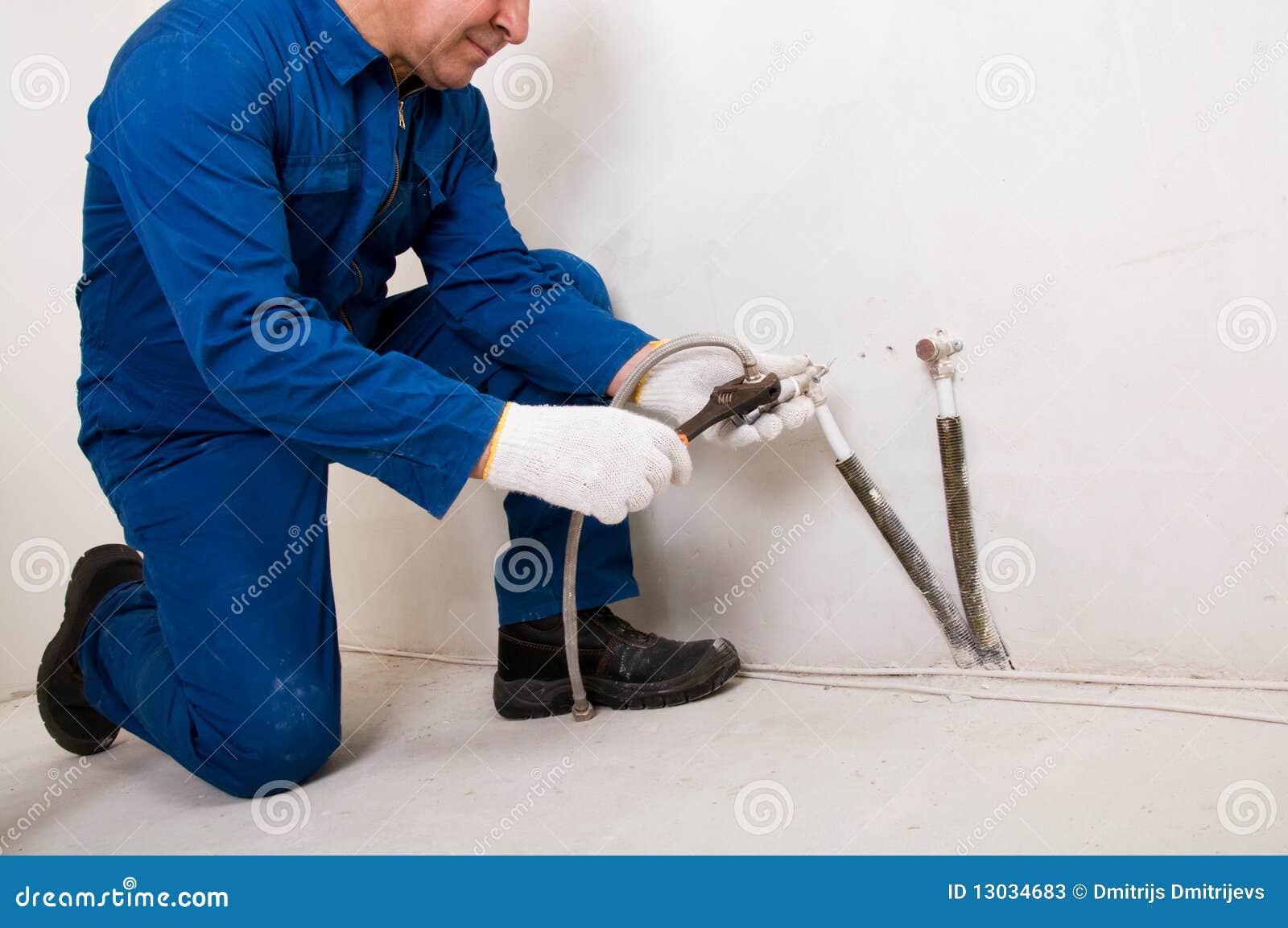 Plumber fixing water pipe stock image. Image of plumber - 13034683