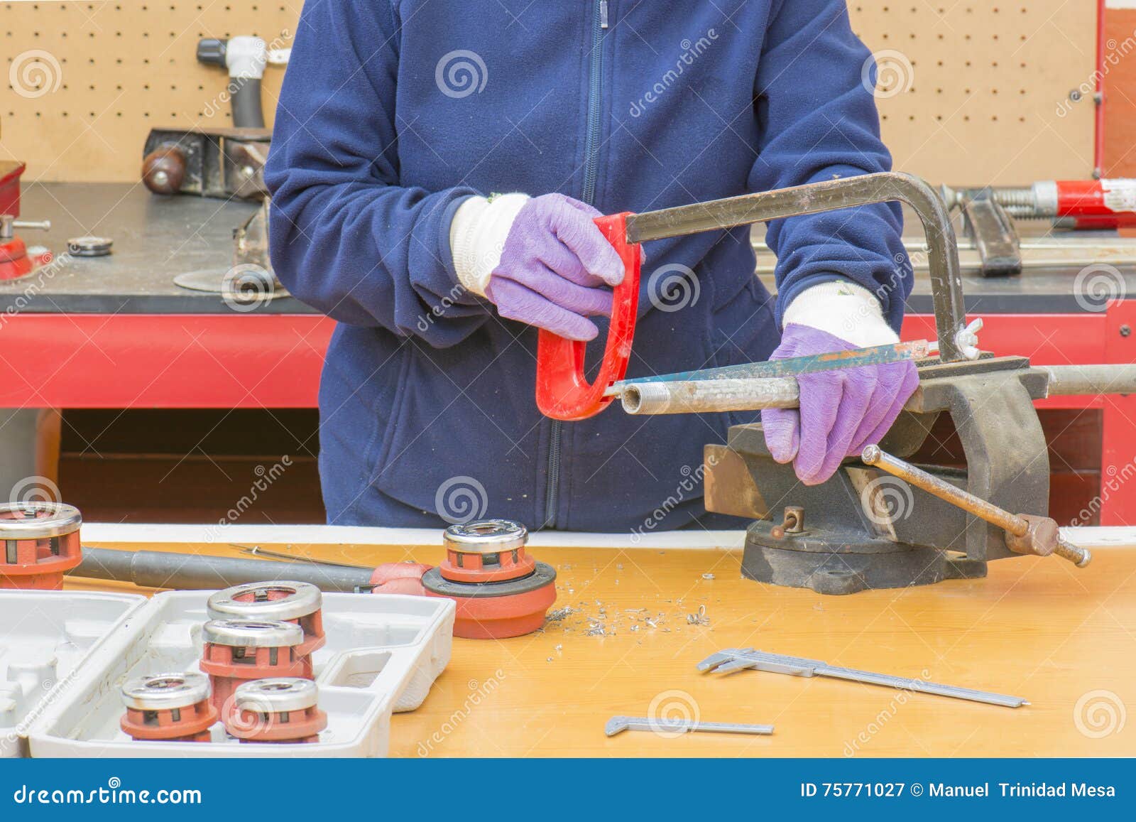 Plumber using a hacksaw stock image. Image of hand, steel - 75771027