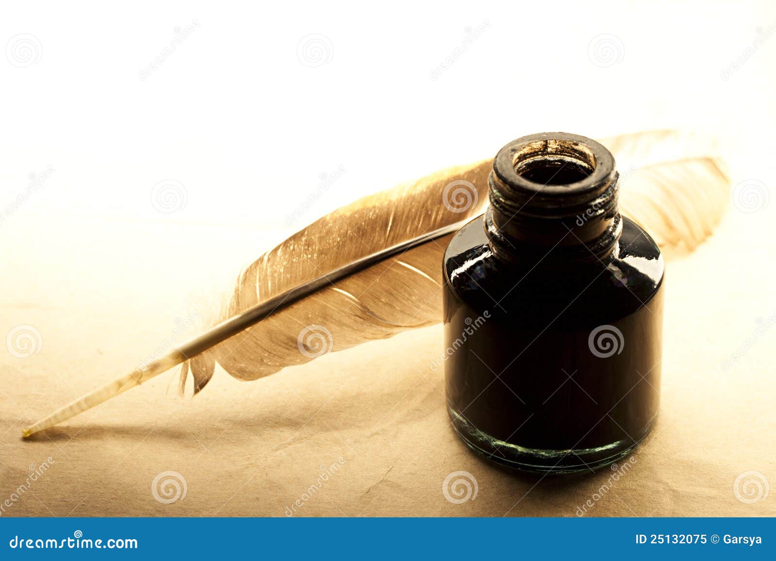 Plume et encrier image stock. Image du peinture, éducation - 25132075