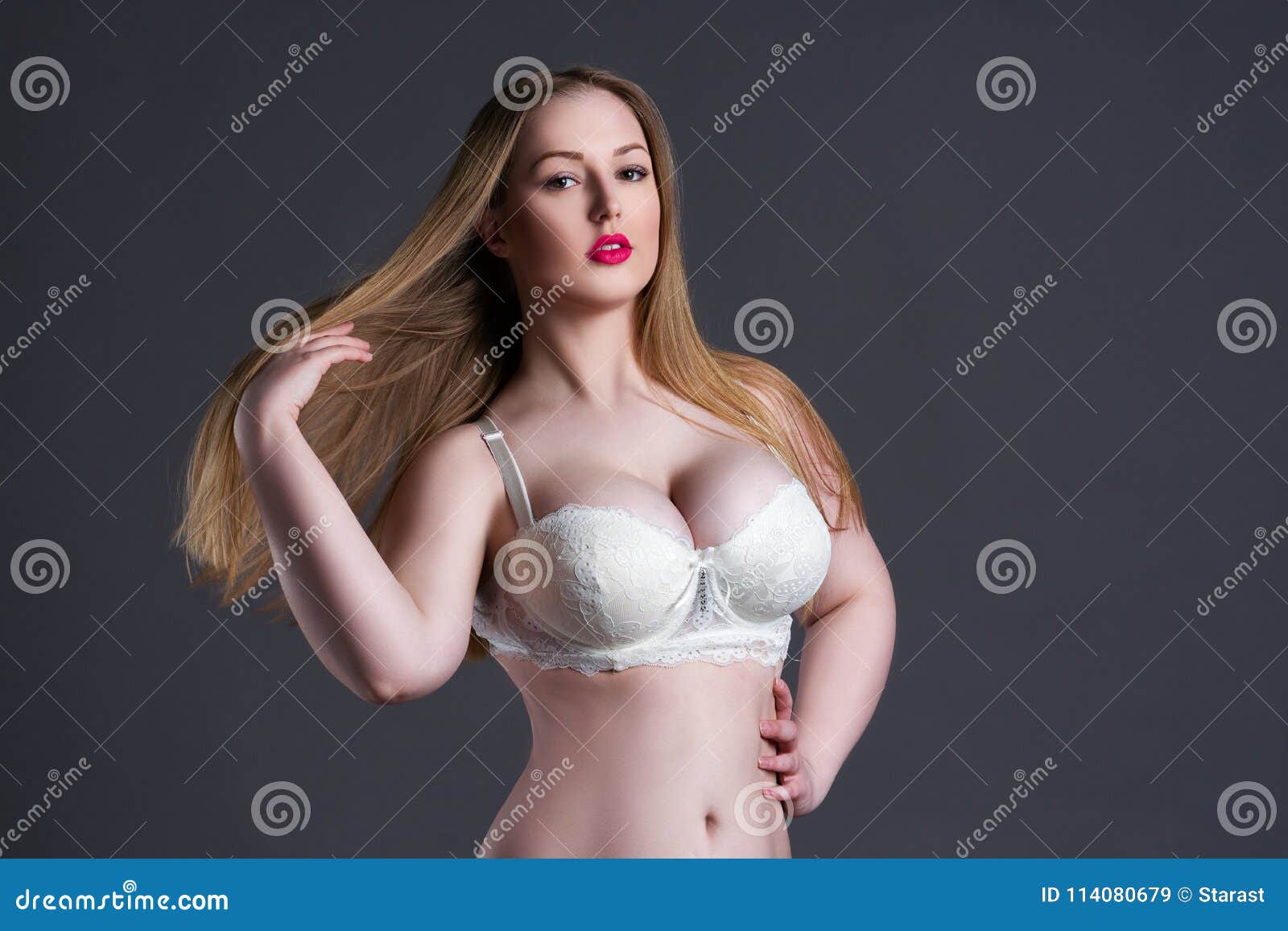 Plus Sexig Modell För Format I Den Vita Behån Fet Kvinna Med Det Stora