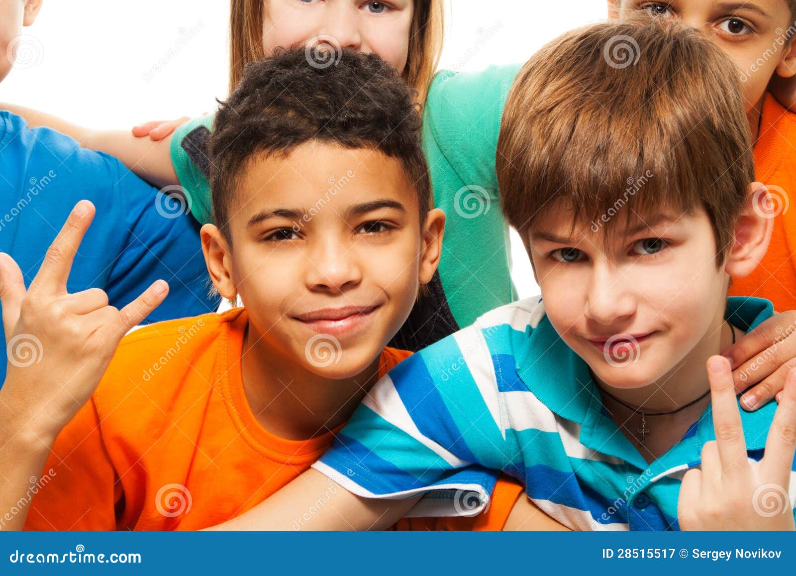 Plusieurs Enfants Heureux Dans Le Groupe Image stock - Image du groupe ...