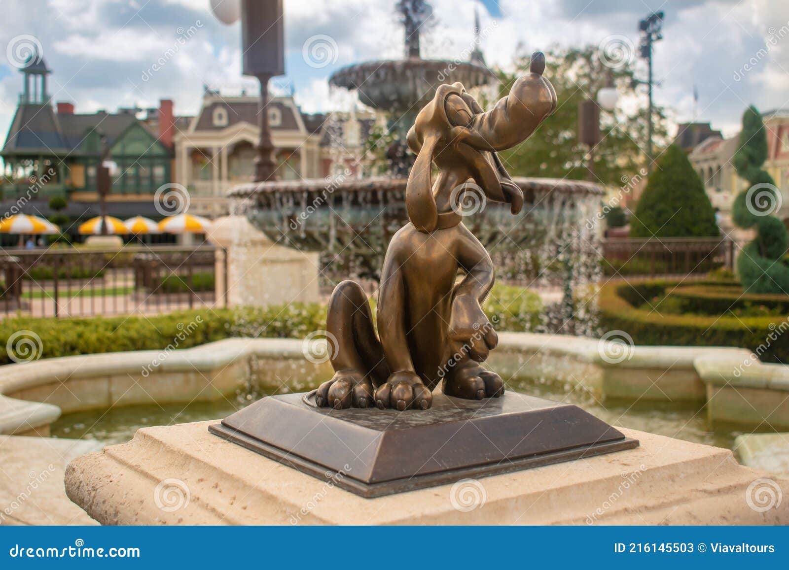 Pluto Statue at Magic Kingdom 97 Editorial Stock Photo - Image of dwarf ...