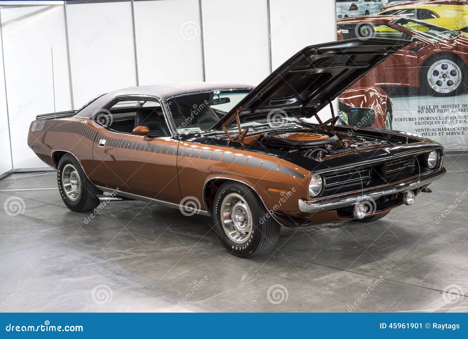 Plymouth Cuda photo éditorial. Image du rendement, phare - 45961901