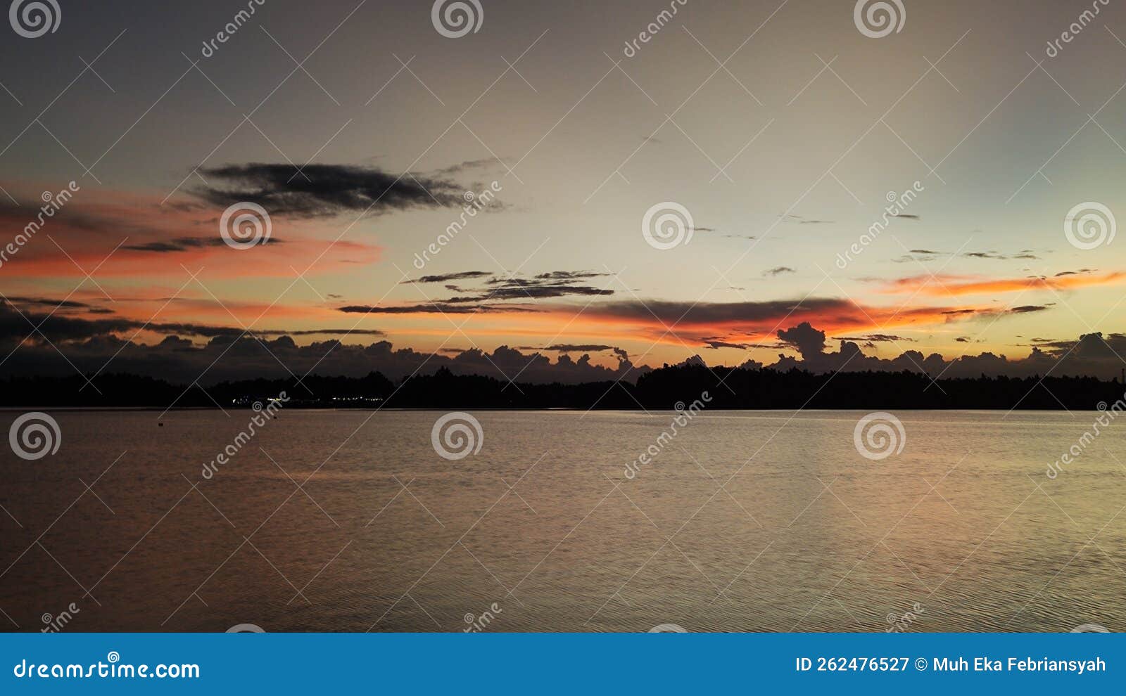 5pm Sunset at the Bay stock image. Image of dusk, coast - 262476527
