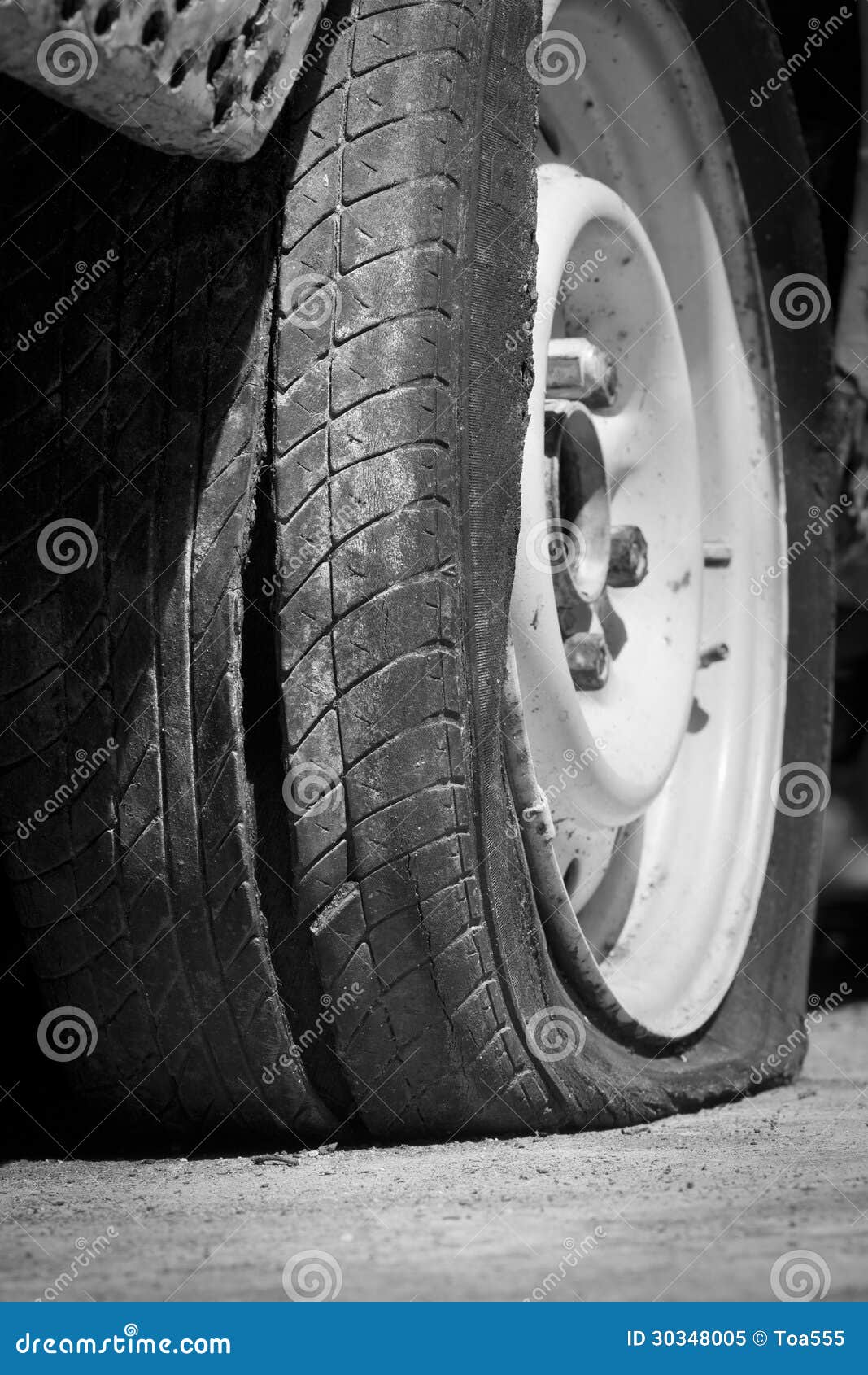 Pneu crevé image stock. Image of dégonflé, trou, pneu - 30348005