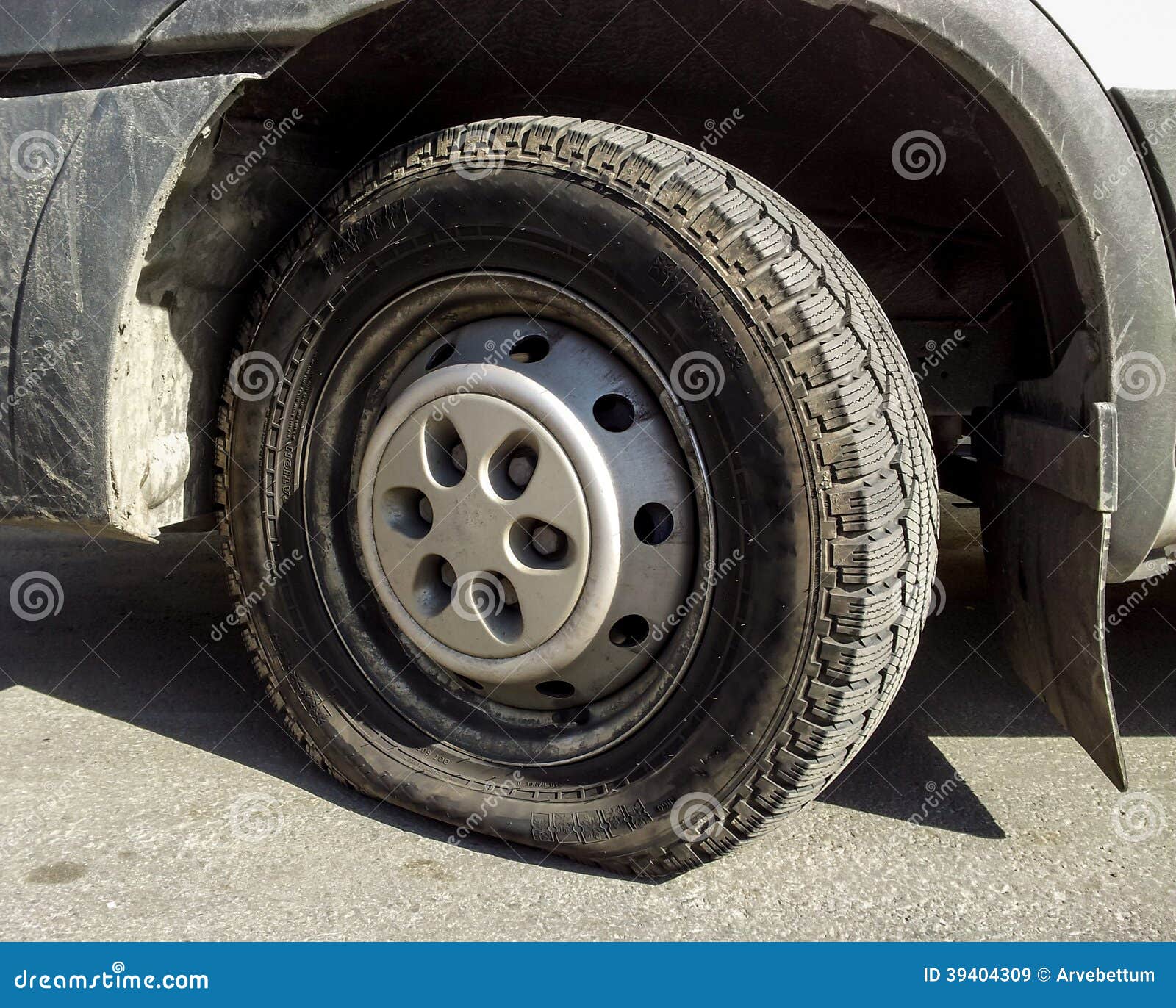 Pneu crevé image stock. Image du dégonflé, dommages, détail - 39404309