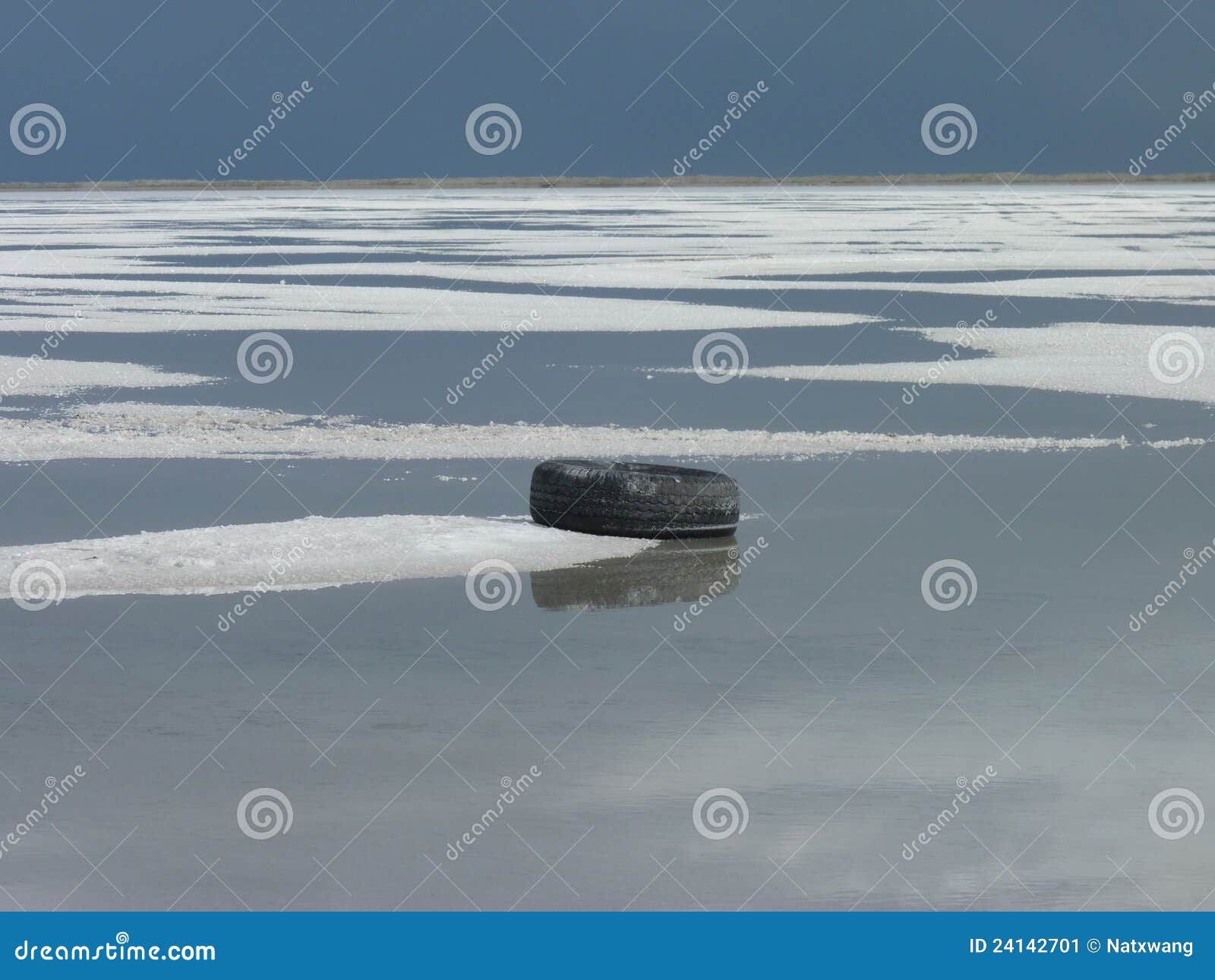Pneus abandonados imagem de stock. Imagem de congelado - 24142701