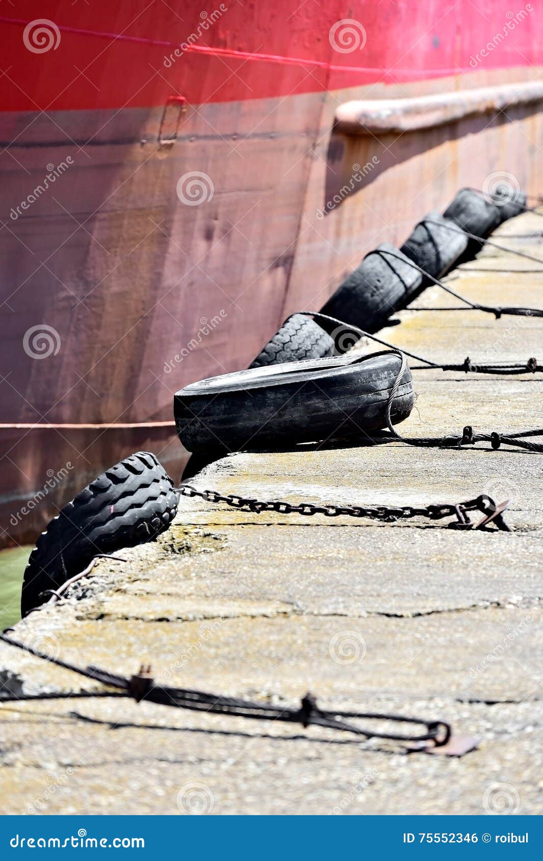 Pneus De Butoir Sur Un Pilier Photo stock - Image du verticale ...