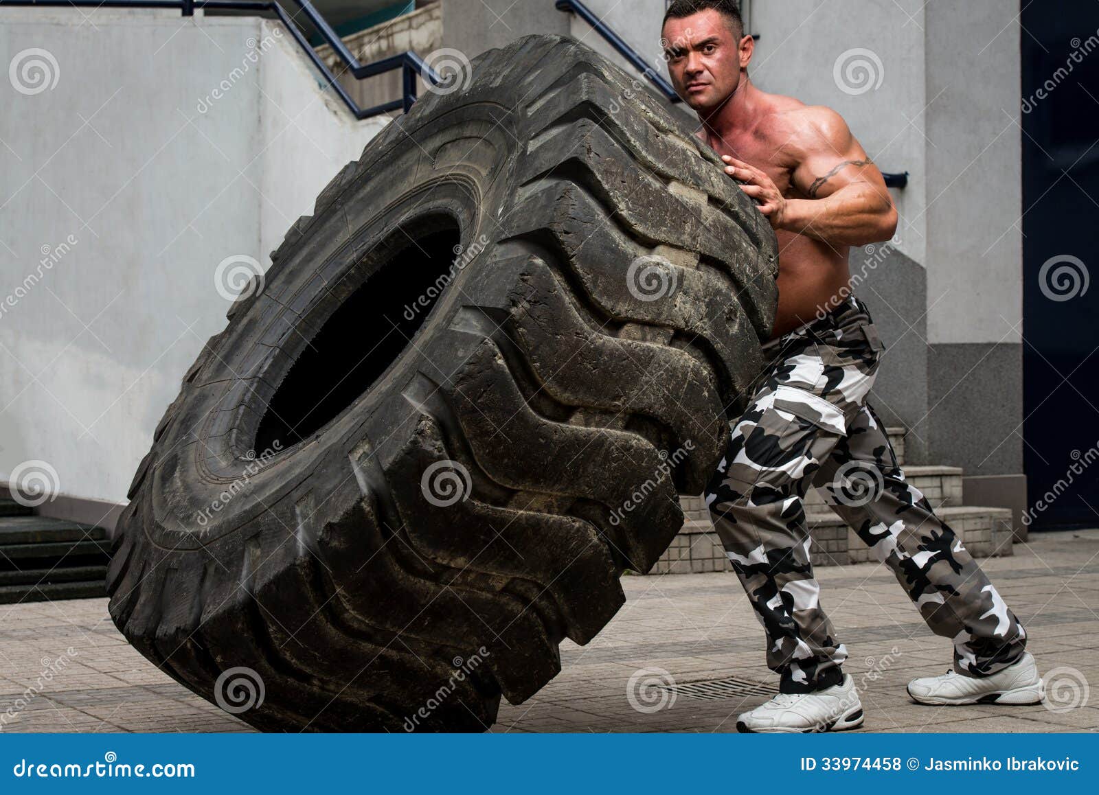 Pneus de giro foto de stock. Imagem de lifestyle, colheita - 33974458