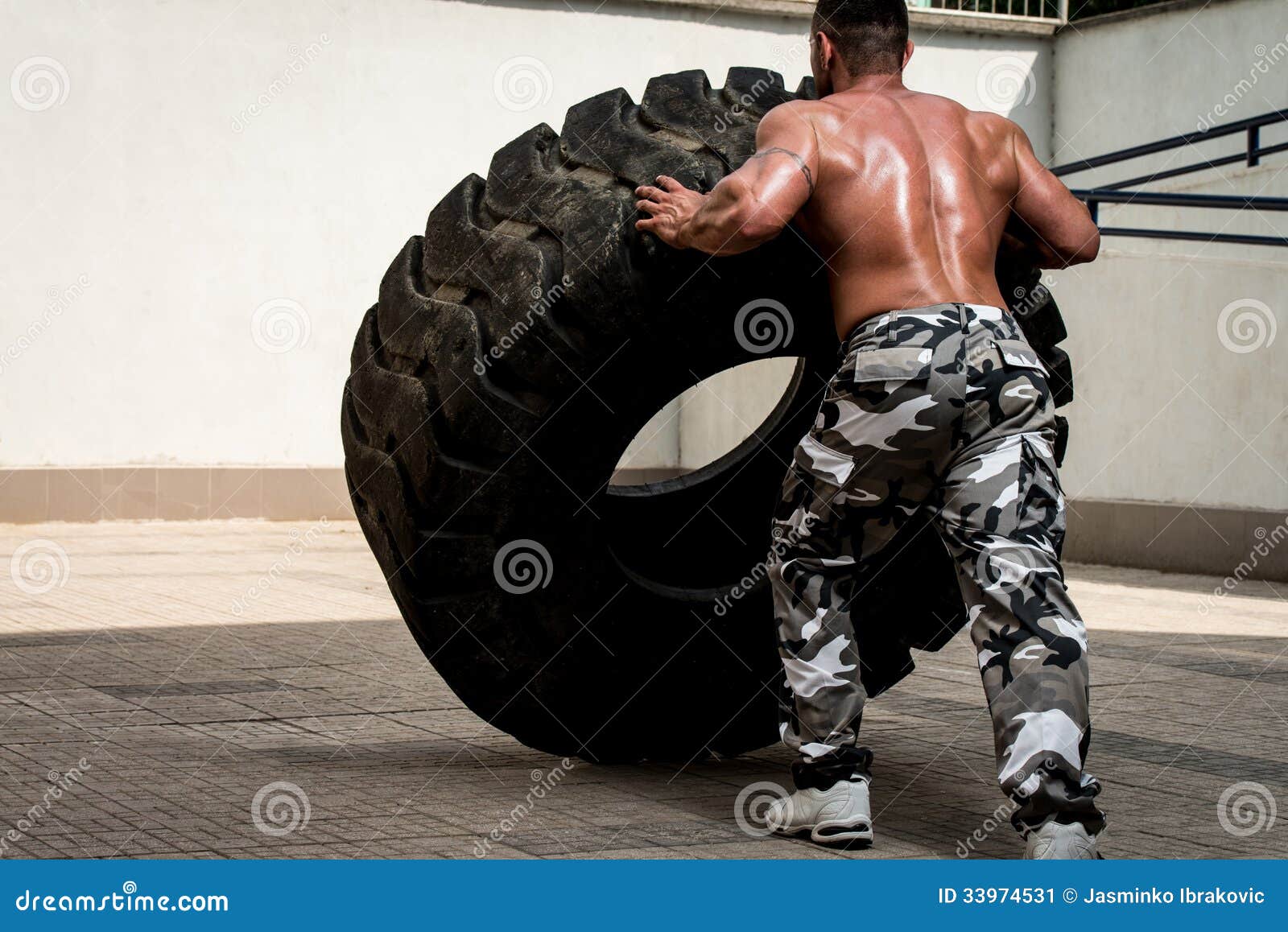 Pneus de giro imagem de stock. Imagem de exercitar, colheita - 33974531