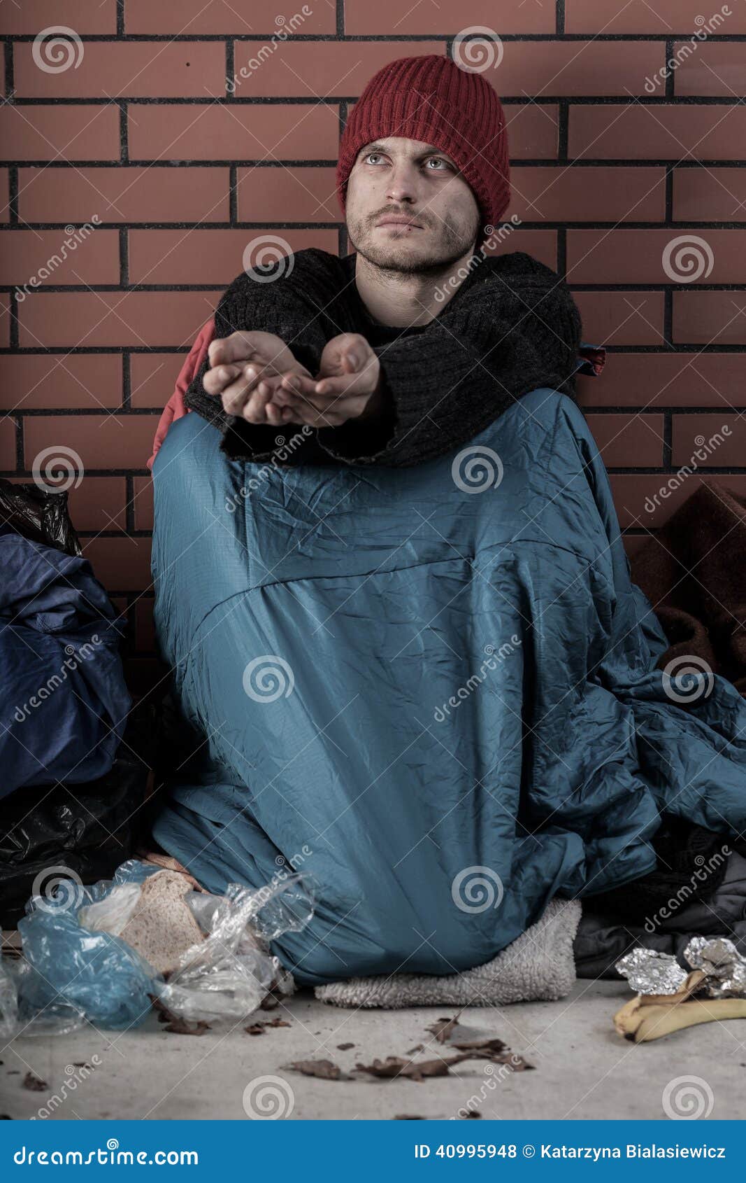 Pobre Homem Que Pede a Esmola Foto de Stock - Imagem de sujo, sozinho ...