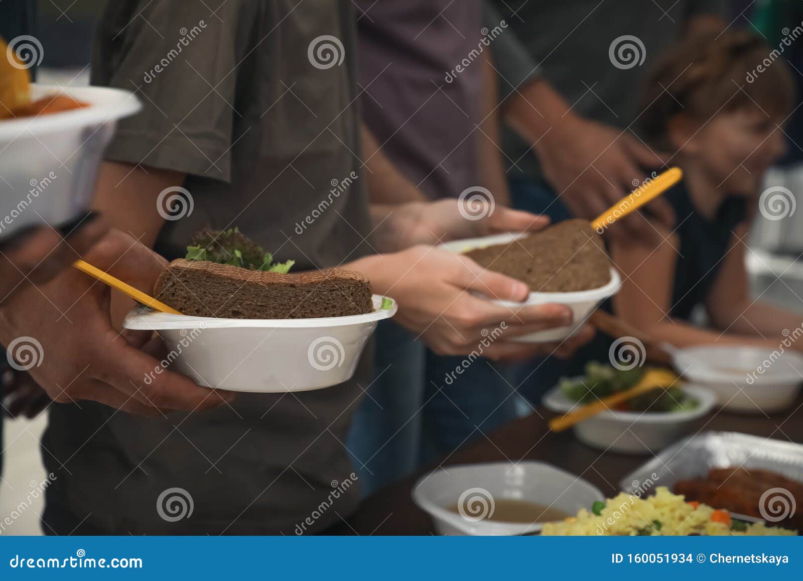 Pobres Con Platos De Comida En Centros De Caridad Foto de archivo ...