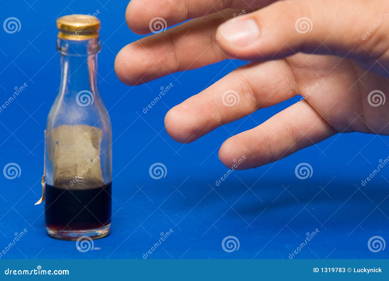 Poca botella de alcohol imagen de archivo. Imagen de borracho - 1319783