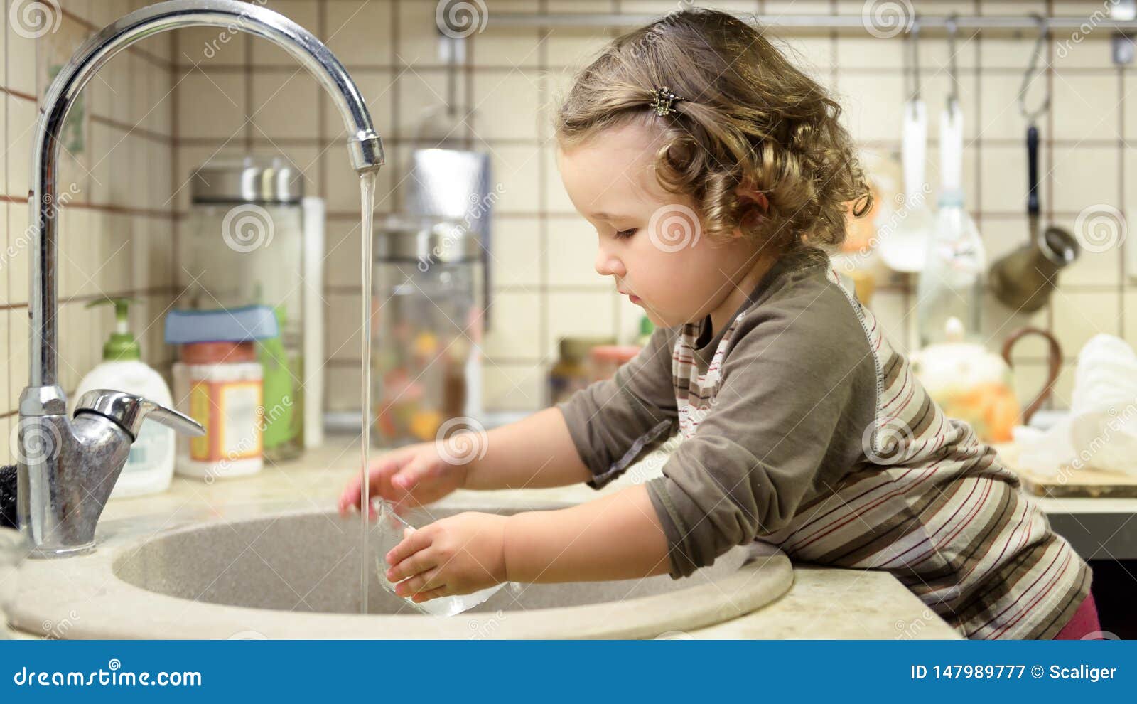 difícil de complacer Borradura manzana niño lavando platos ... difícil de complacer Borradura manzana niño lavando platos ...