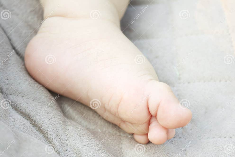 Poco pie del bebé imagen de archivo. Imagen de joven - 21488747