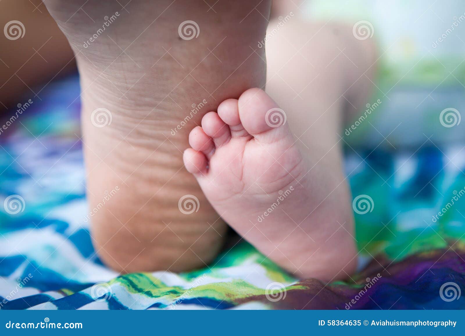 Poco pie grande del pie imagen de archivo. Imagen de infante - 58364635
