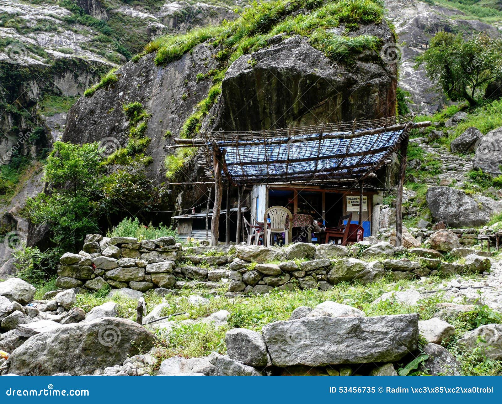 Poco Pub Debajo De La Roca - Nepal Imagen editorial - Imagen de local ...