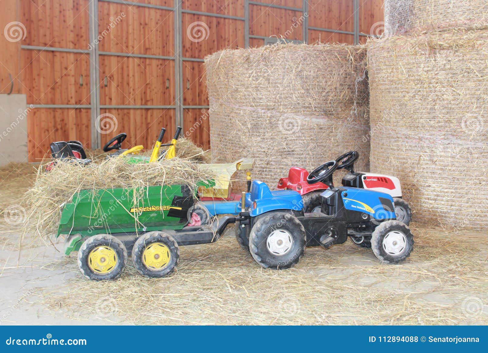 Poco Tractor En La Granja En Lingen, Luxemburgo Foto de archivo ...