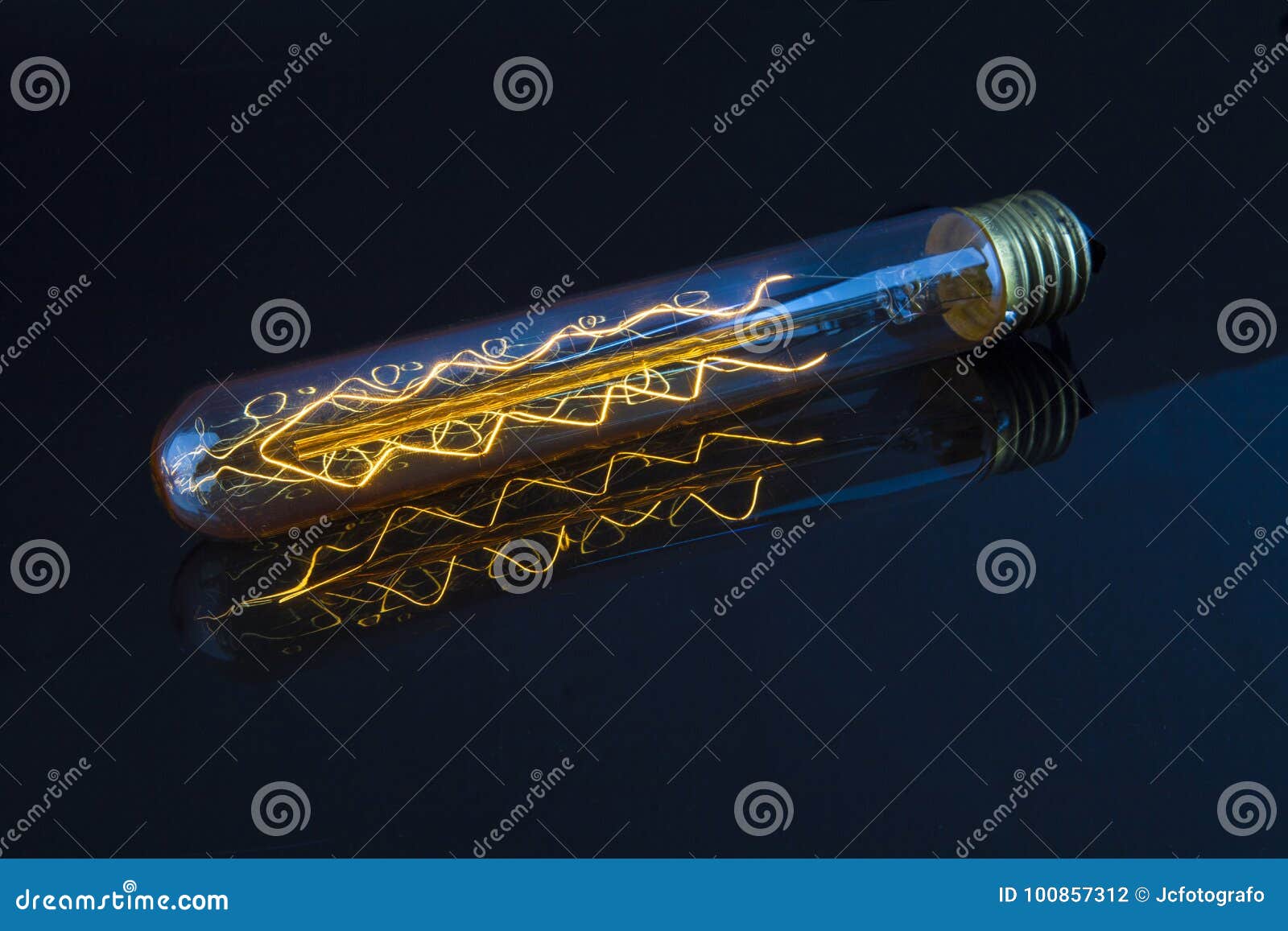 Poder del bulbo azul foto de archivo. Imagen de incandescente - 100857312