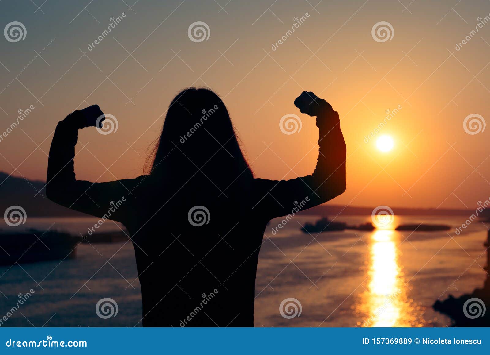 Poderosa Mujer Fuerte Mirando El Ocaso Del Mar Imagen de archivo ...