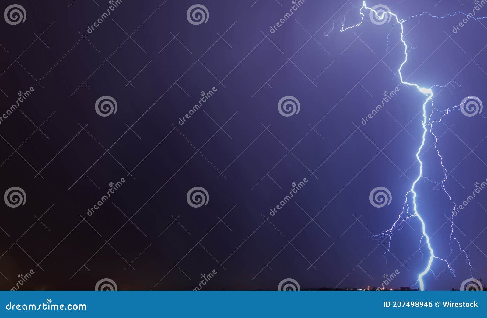 Poderoso Rayo En El Cielo Morado Sombreado Foto de archivo - Imagen de ...