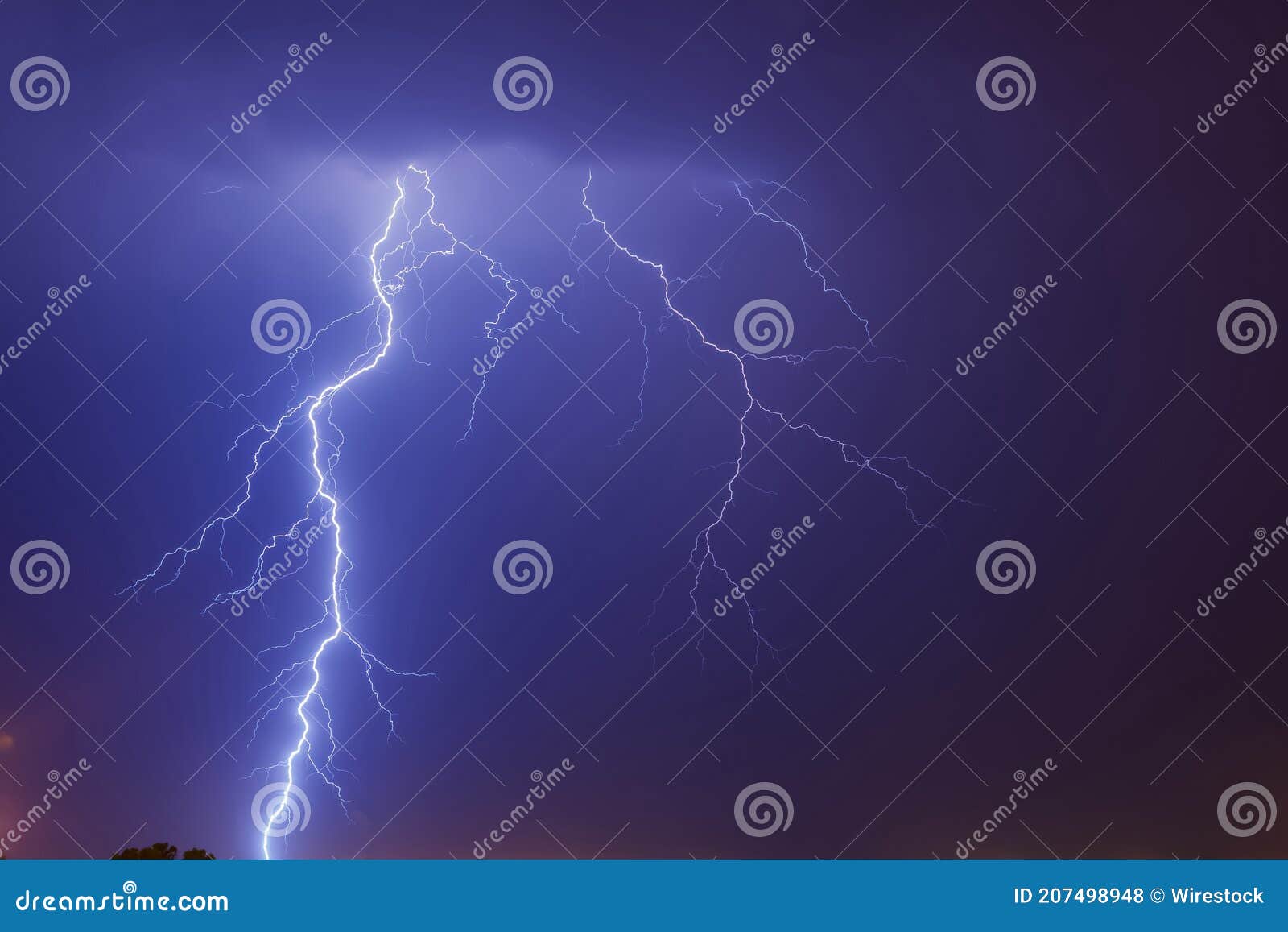 Poderoso Rayo En El Cielo Morado Sombreado Foto de archivo - Imagen de ...