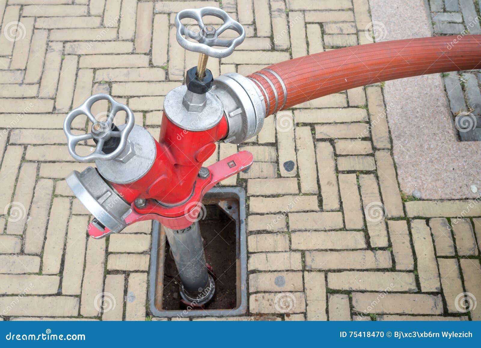 Podziemny hydrant zdjęcie stock. Obraz złożonej z wyposażenie - 75418470