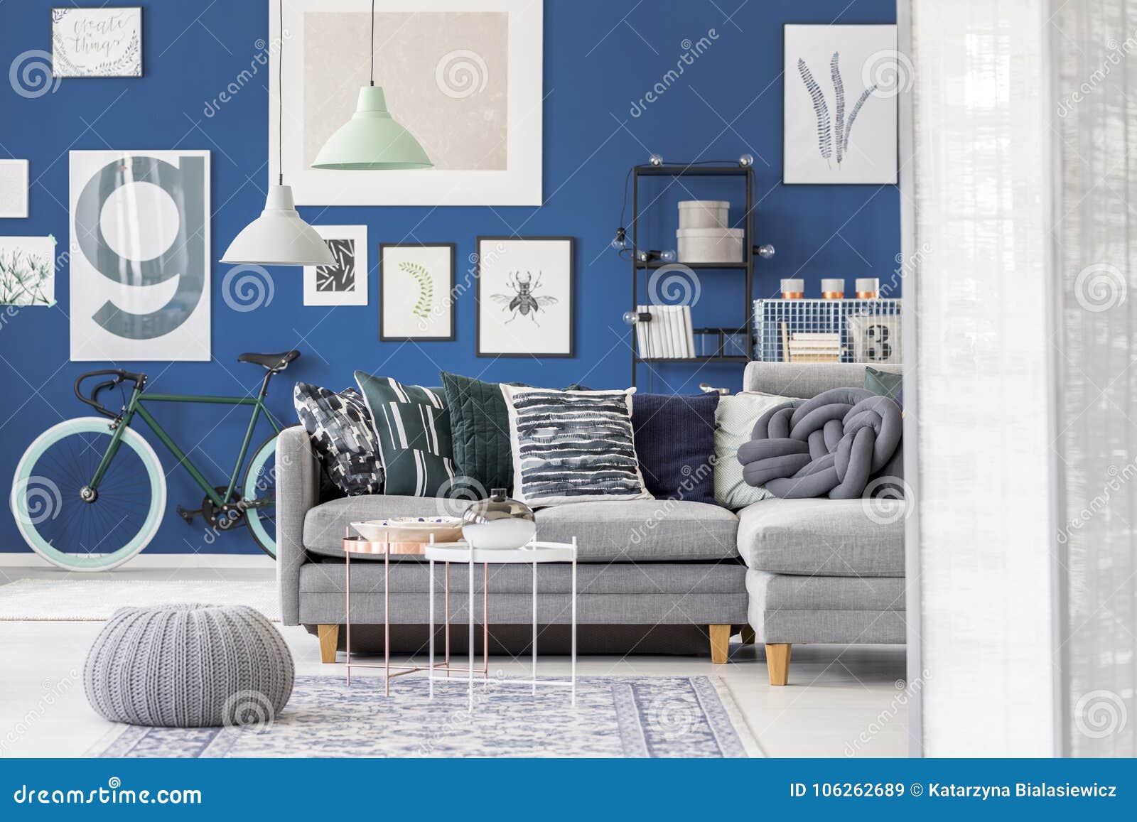 Poef in blauwe woonkamer stock afbeelding. Image of poef - 106262689