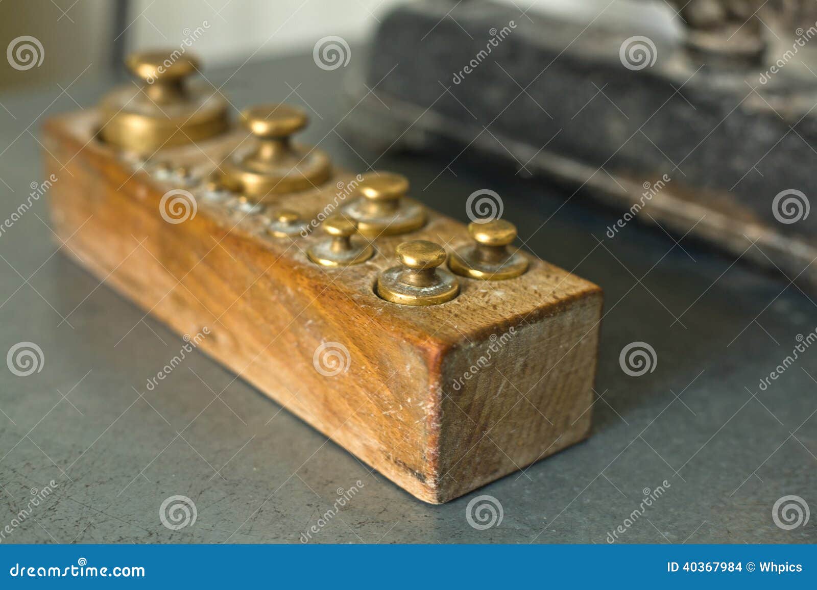 Poids en laiton photo stock. Image du mesure, bois, antiquité - 40367984