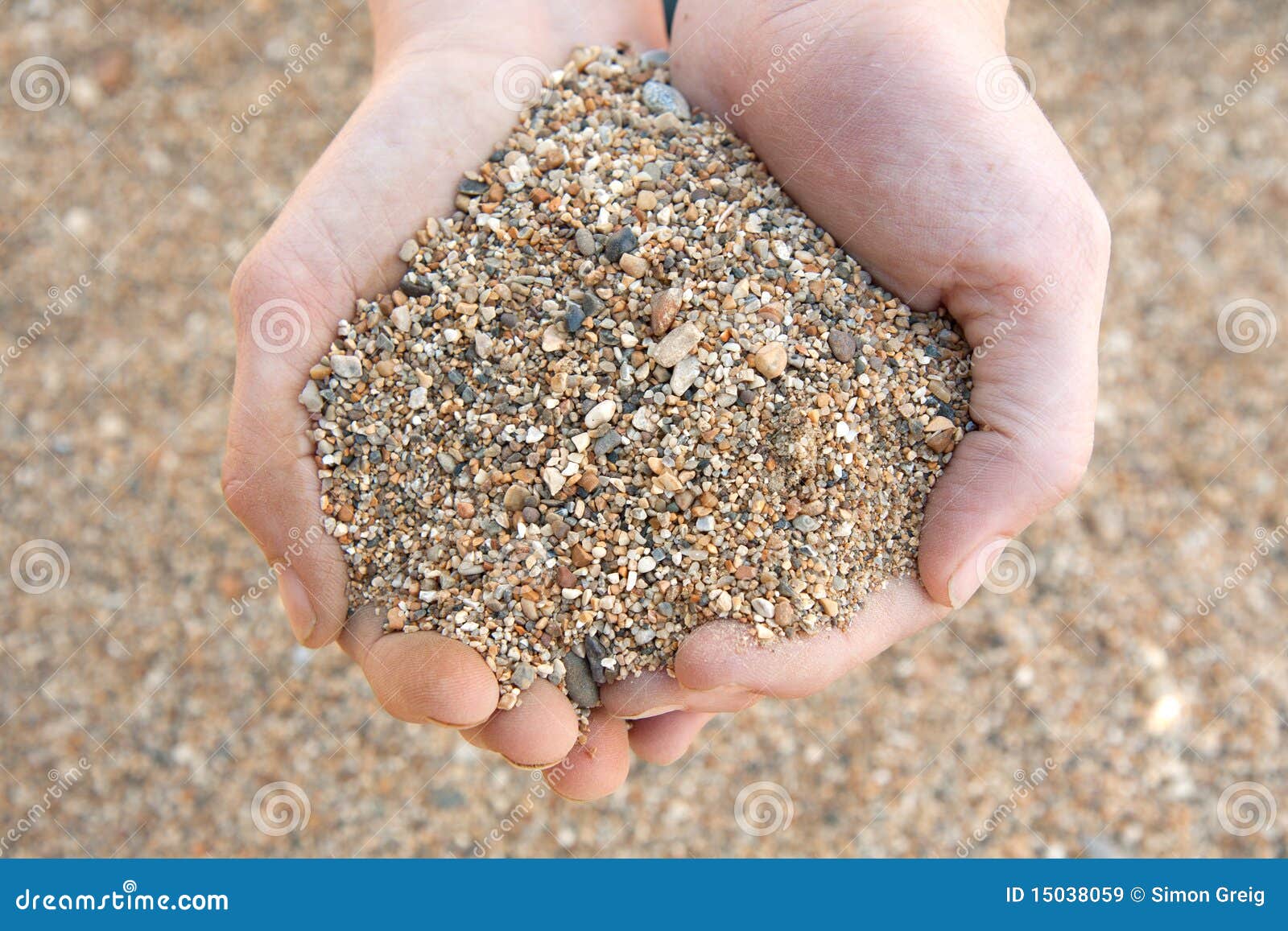 Poignée de sable brut image stock. Image du complètement - 15038059