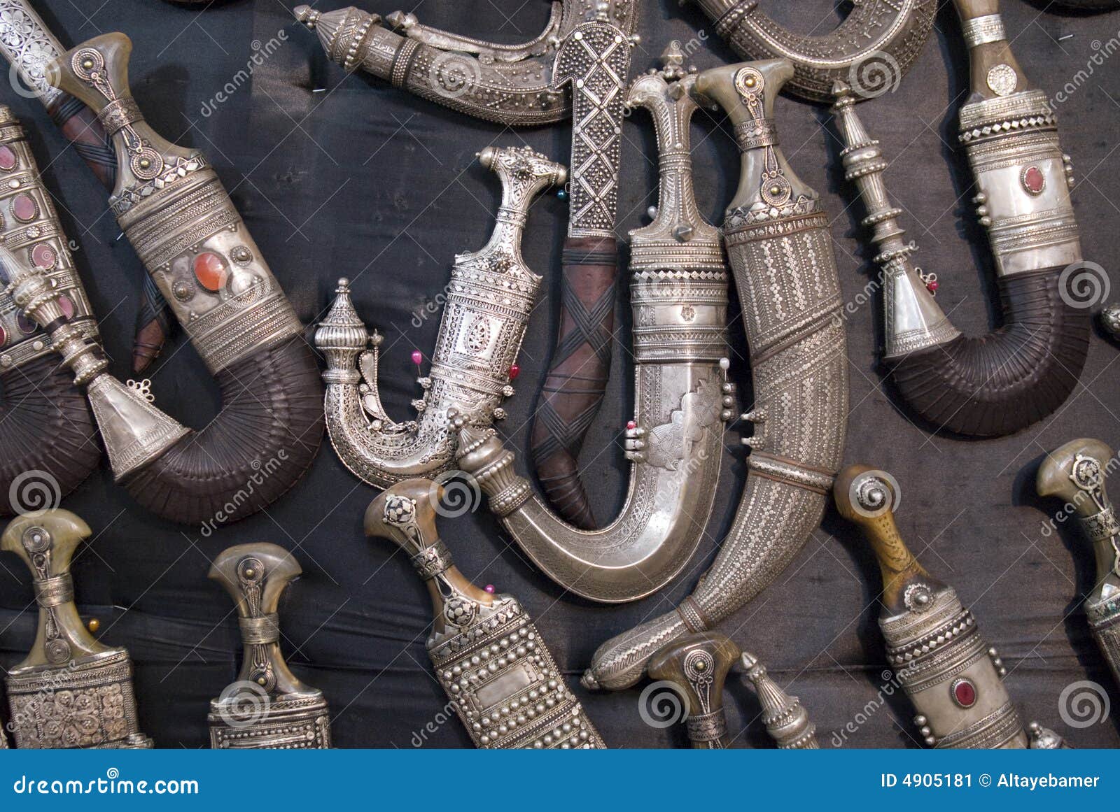Poignards antiques image stock. Image du antiquité, emirats - 4905181