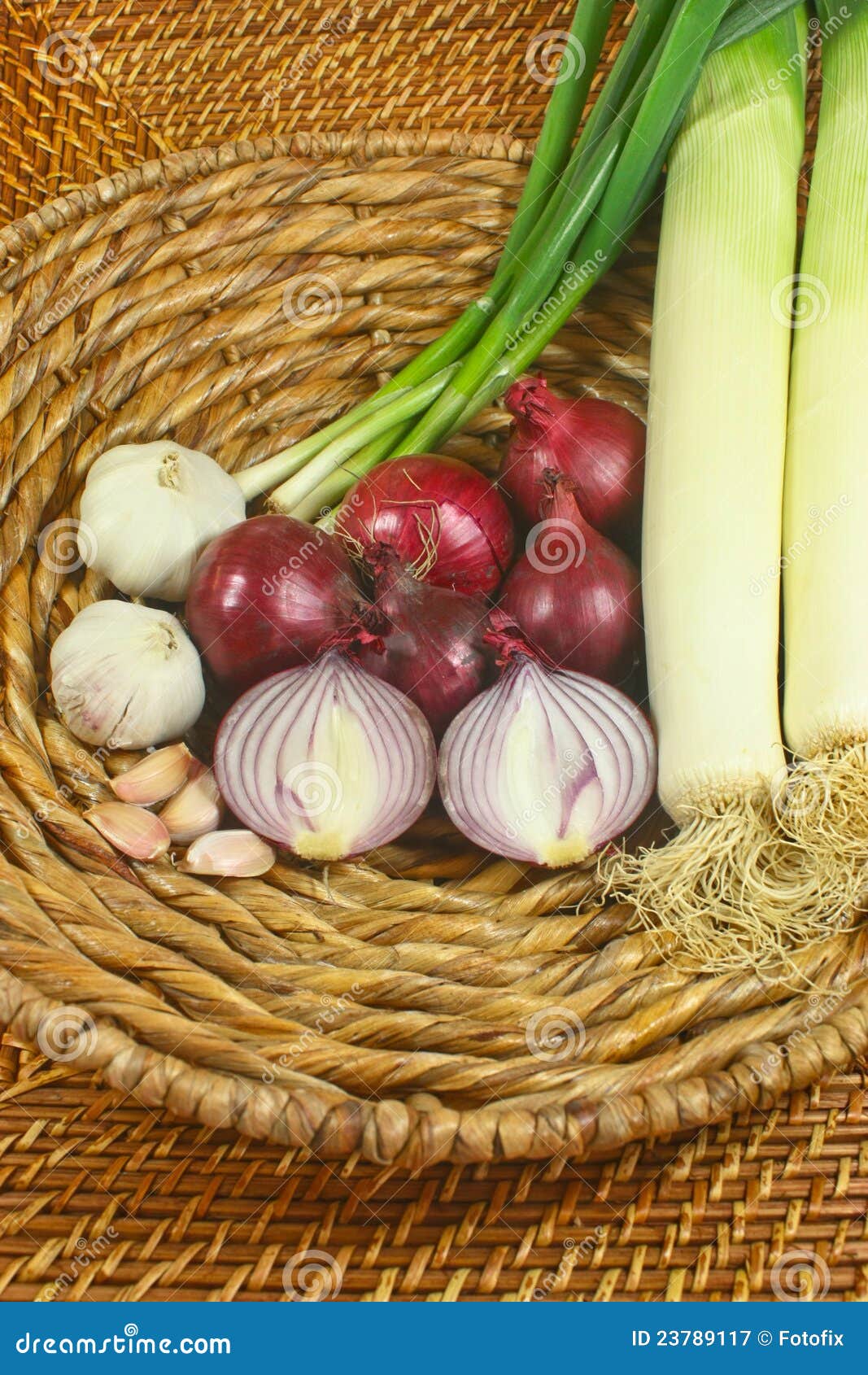 Poireau d'ail d'oignons image stock. Image du tiges, légumes - 23789117