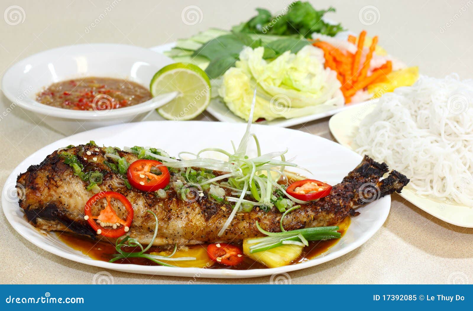 Plateau De Poisson Chat Frit Poisson Frit à La Sauce Chili Avec Du